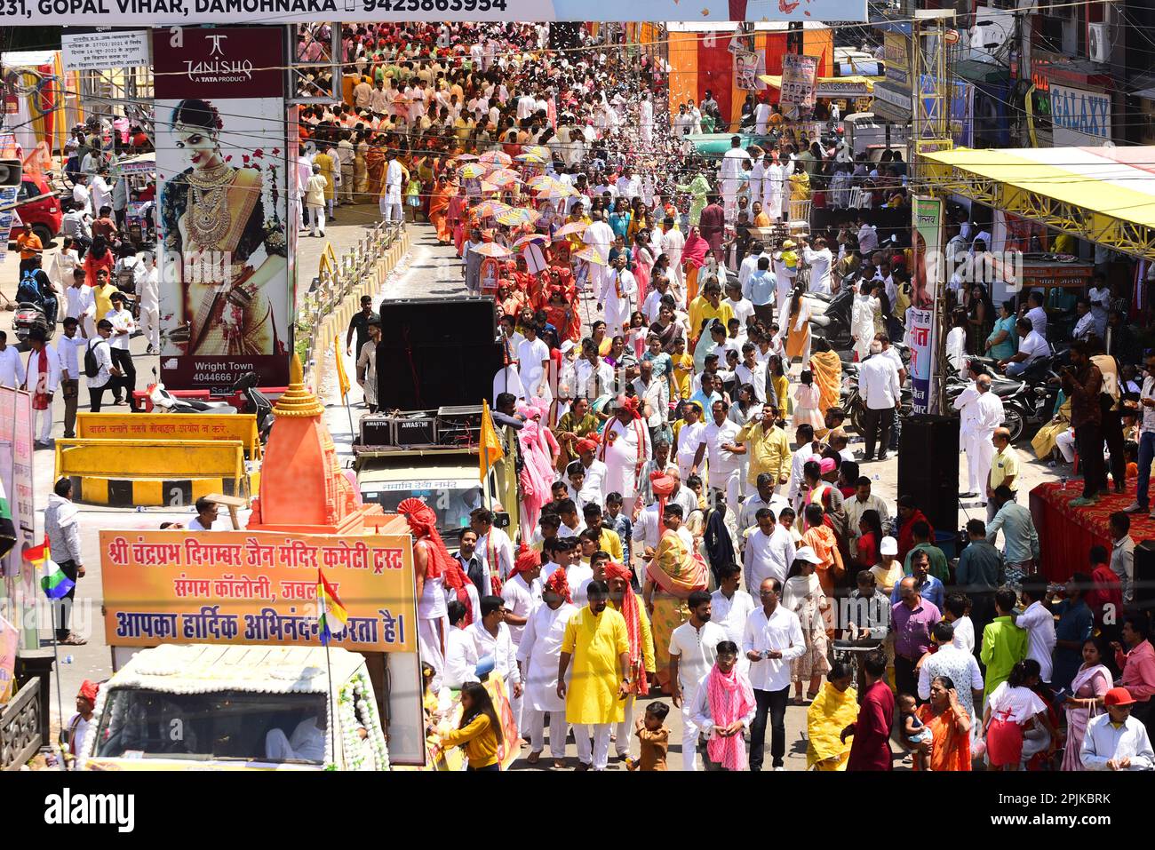 India, Madhya Pradesh, Jabalpur, 03 aprile 2023 : : i membri della comunità Jain che prendono ...