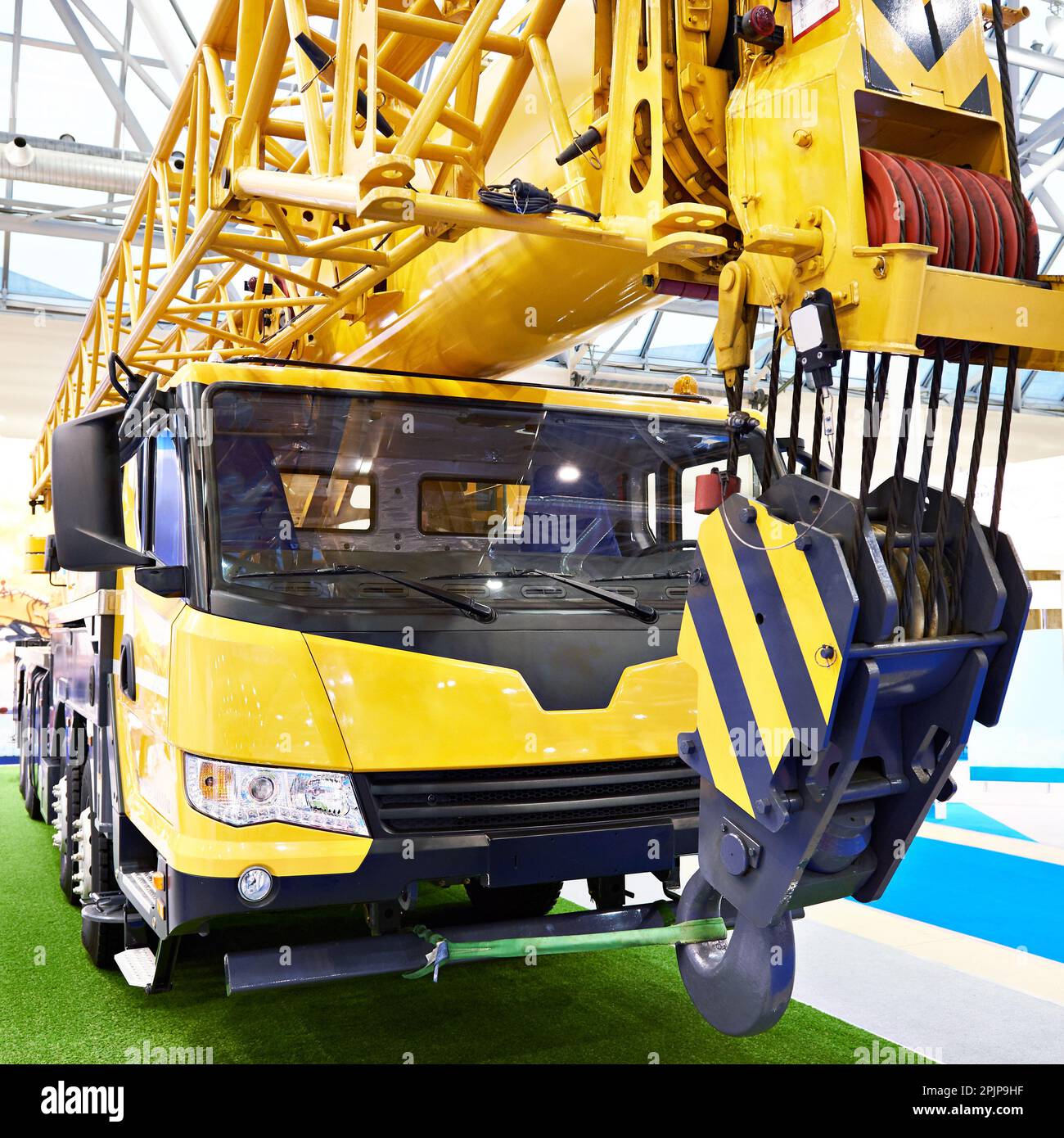 Road mobile crane truck immagini e fotografie stock ad alta risoluzione ...