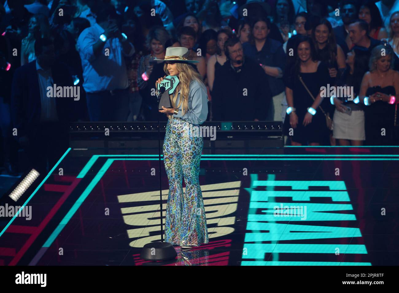 Austin, Texas. 2 aprile 2023, Lainey Wilson è sul palco dei CMT Music ...