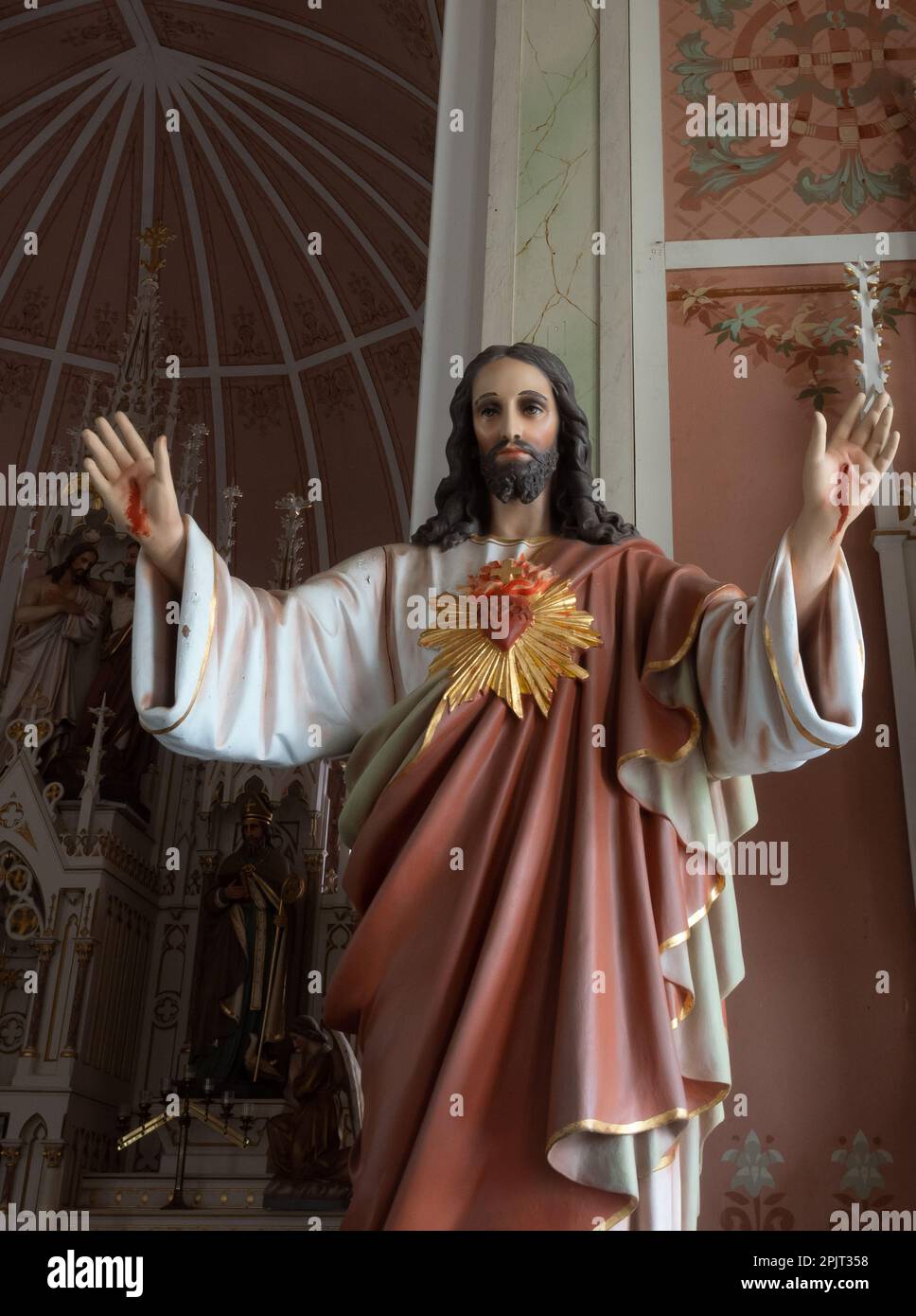 Primo piano di una statua di Gesù Cristo risorto con un Sacro cuore e ...