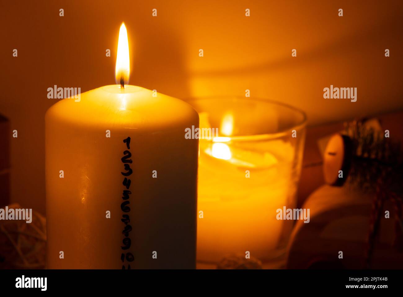 Candela con calendario dell'avvento tradizionale Burning Natale cera ...