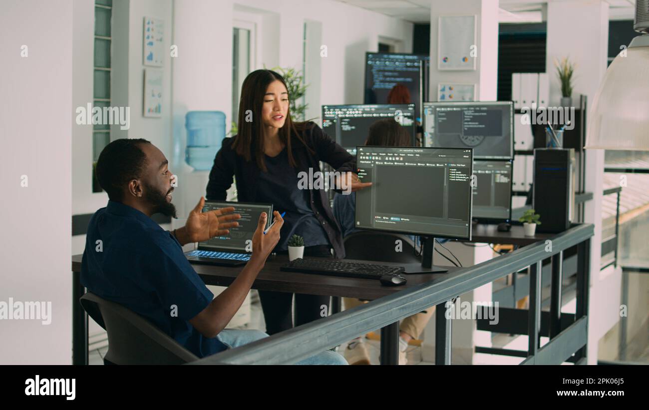 Gli ingegneri di sistema festeggiano il successo della compilazione del codice, facendo un gesto ...