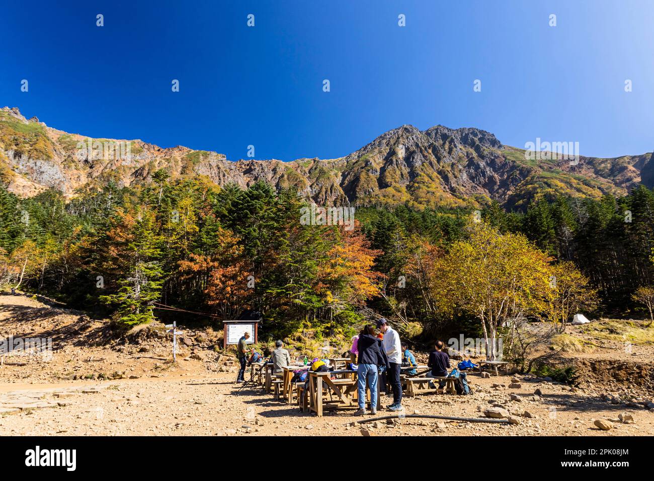 Cima del famoso Monte Akadake, da Gyojagoya (cottage Gyoja), cima più ...
