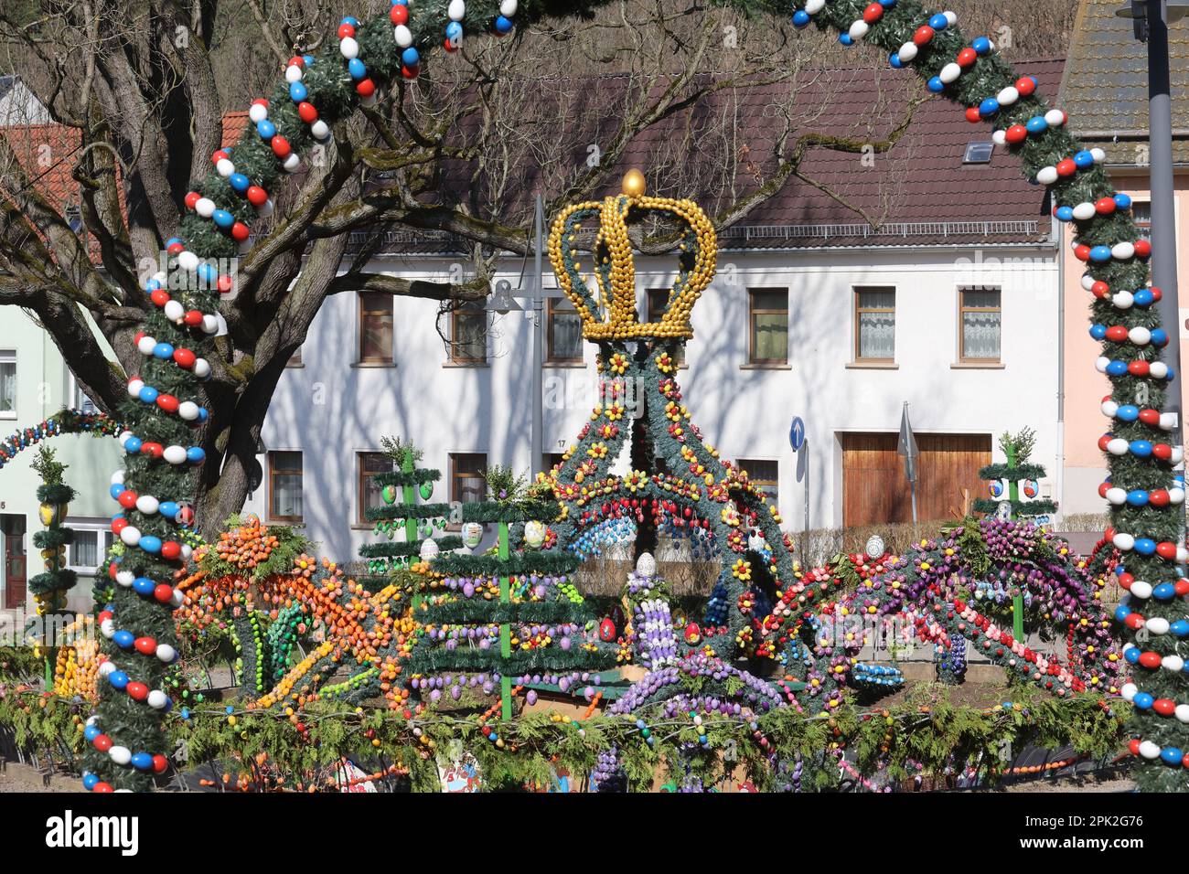 05 aprile 2023, Turingia, Berga/Elster: Decorata con colorate uova di ...