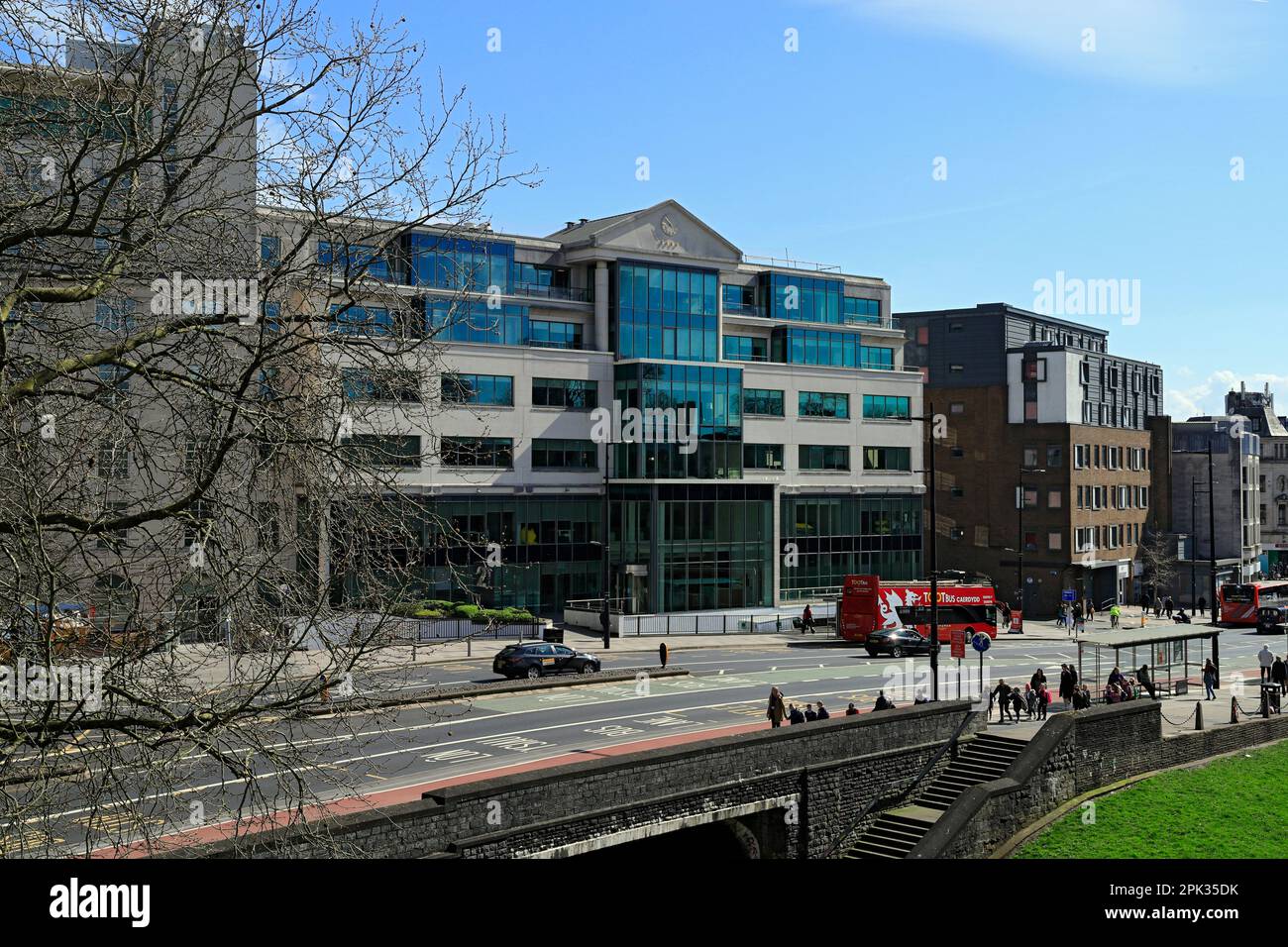 Cardiff buses immagini e fotografie stock ad alta risoluzione - Alamy