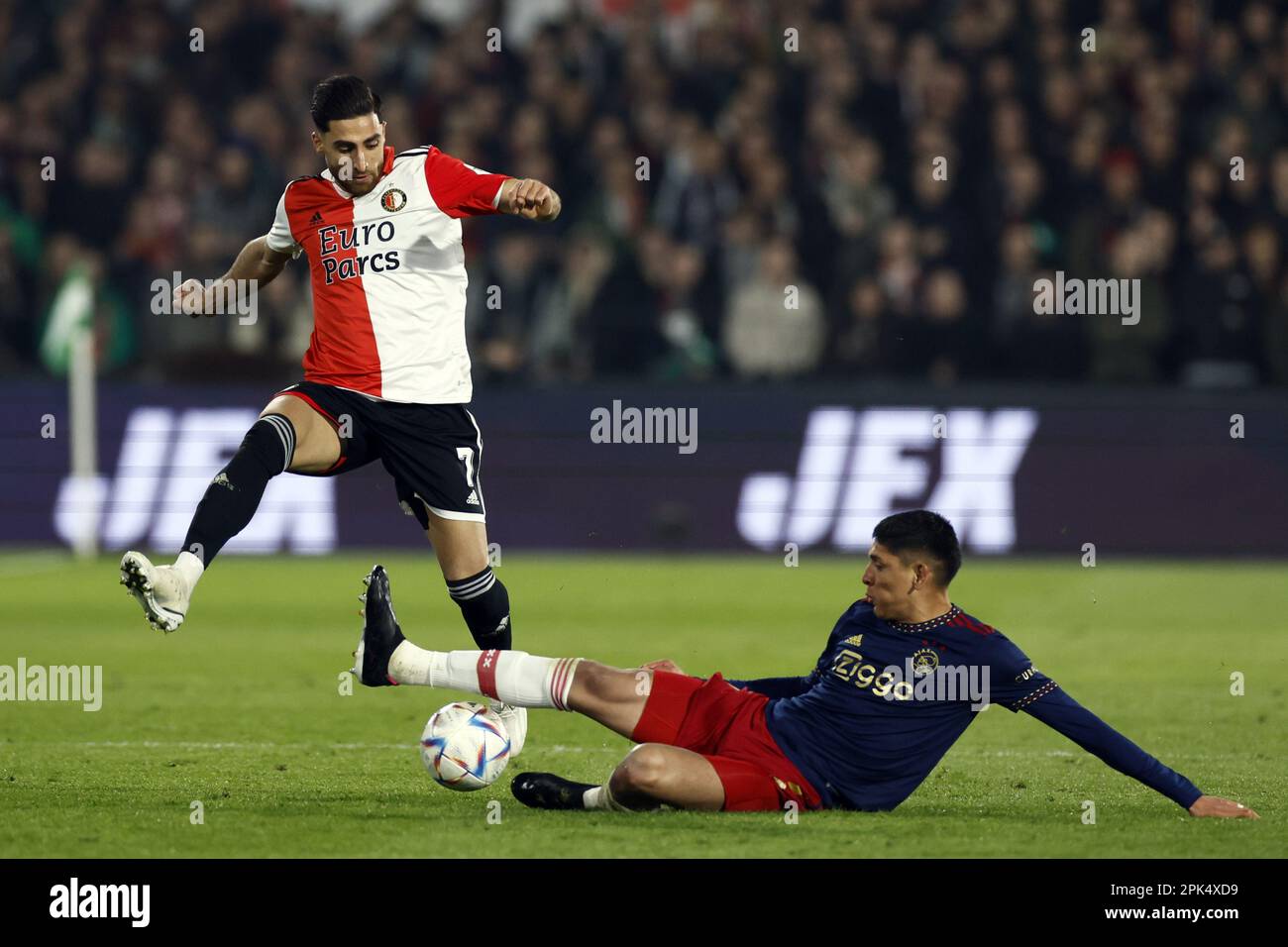 ROTTERDAM - (lr) Alireza Jahanbaksh di Feyenoord, Edson Alvarez di Ajax ...