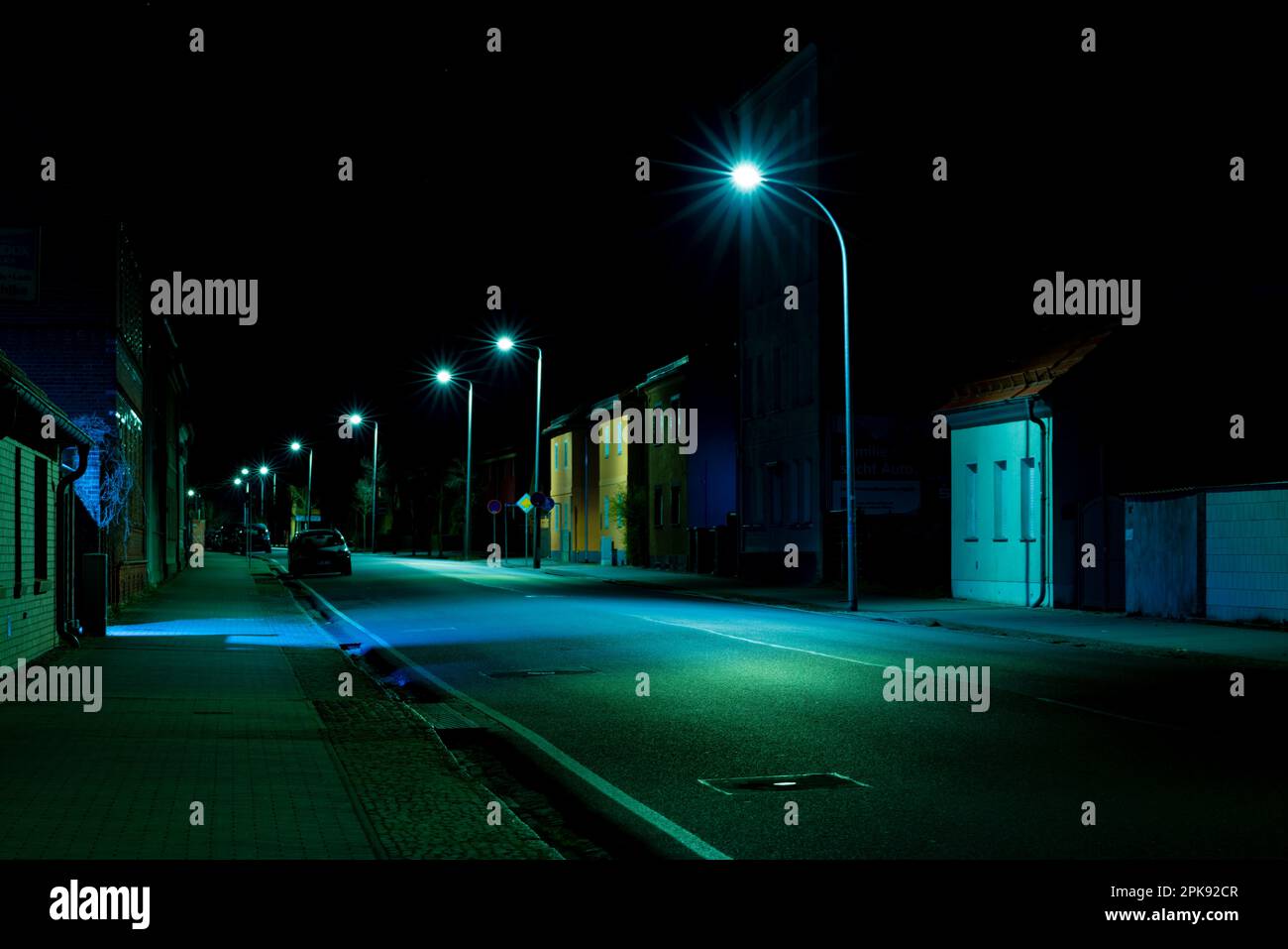 Illuminazione notturna sulla strada immagini e fotografie stock ad alta ...