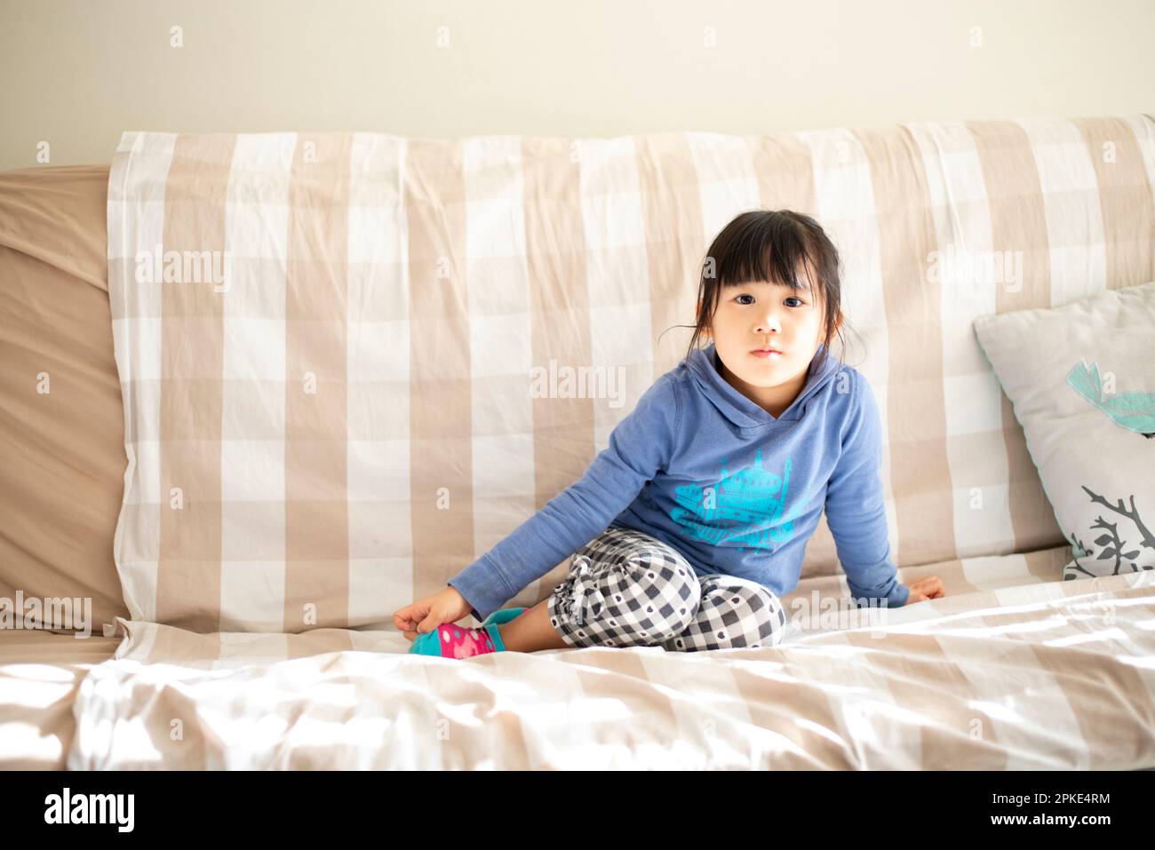 Ragazza sul divano immagini e fotografie stock ad alta risoluzione - Alamy