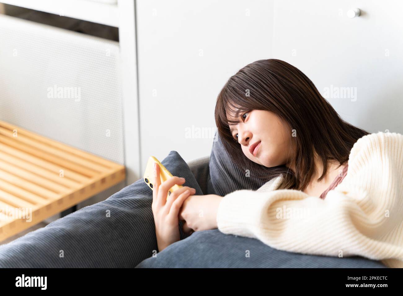 Donna sdraiata sul divano immagini e fotografie stock ad alta risoluzione - Alamy