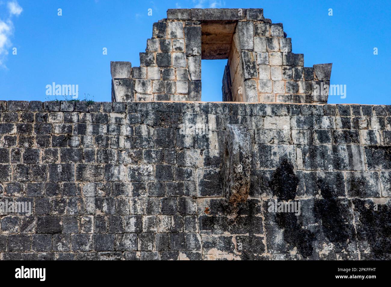 Foto del cestino della palla dalla città maya di Chichen Itza nella ...