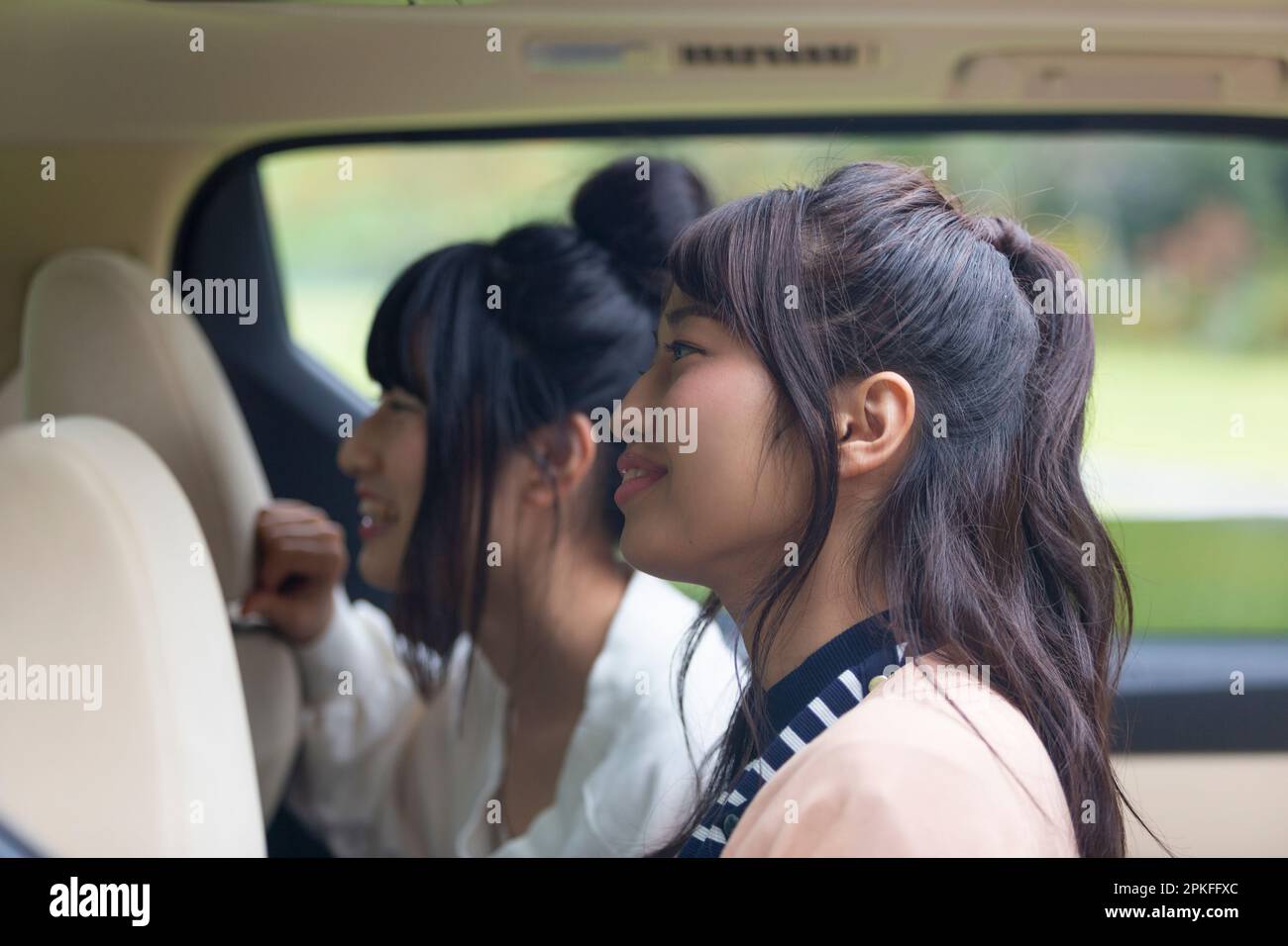 Persone sedute a chiacchierare immagini e fotografie stock ad alta ...