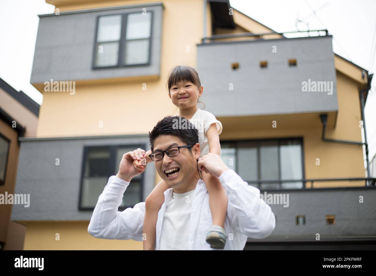 Bambino sulle spalle adulte immagini e fotografie stock ad alta ...