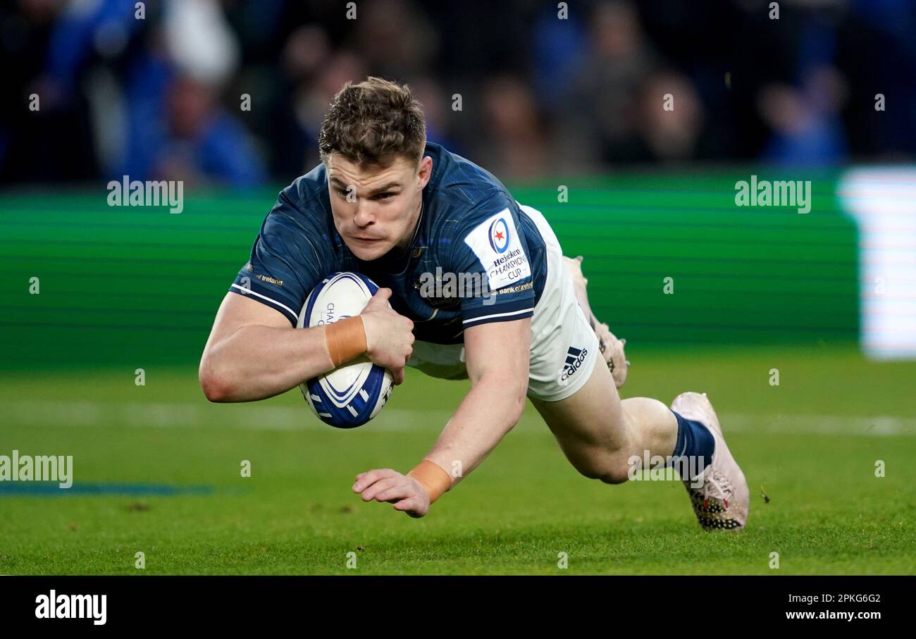 Gary Ringrose di Leinster segna la sua squadra durante la Heineken ...