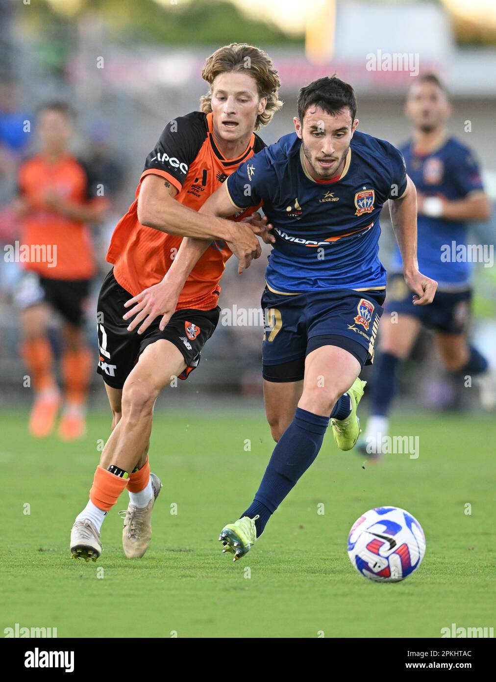 Jez Lofthouse (a sinistra) del Roar affronta Thomas Aquilina (a destra ...