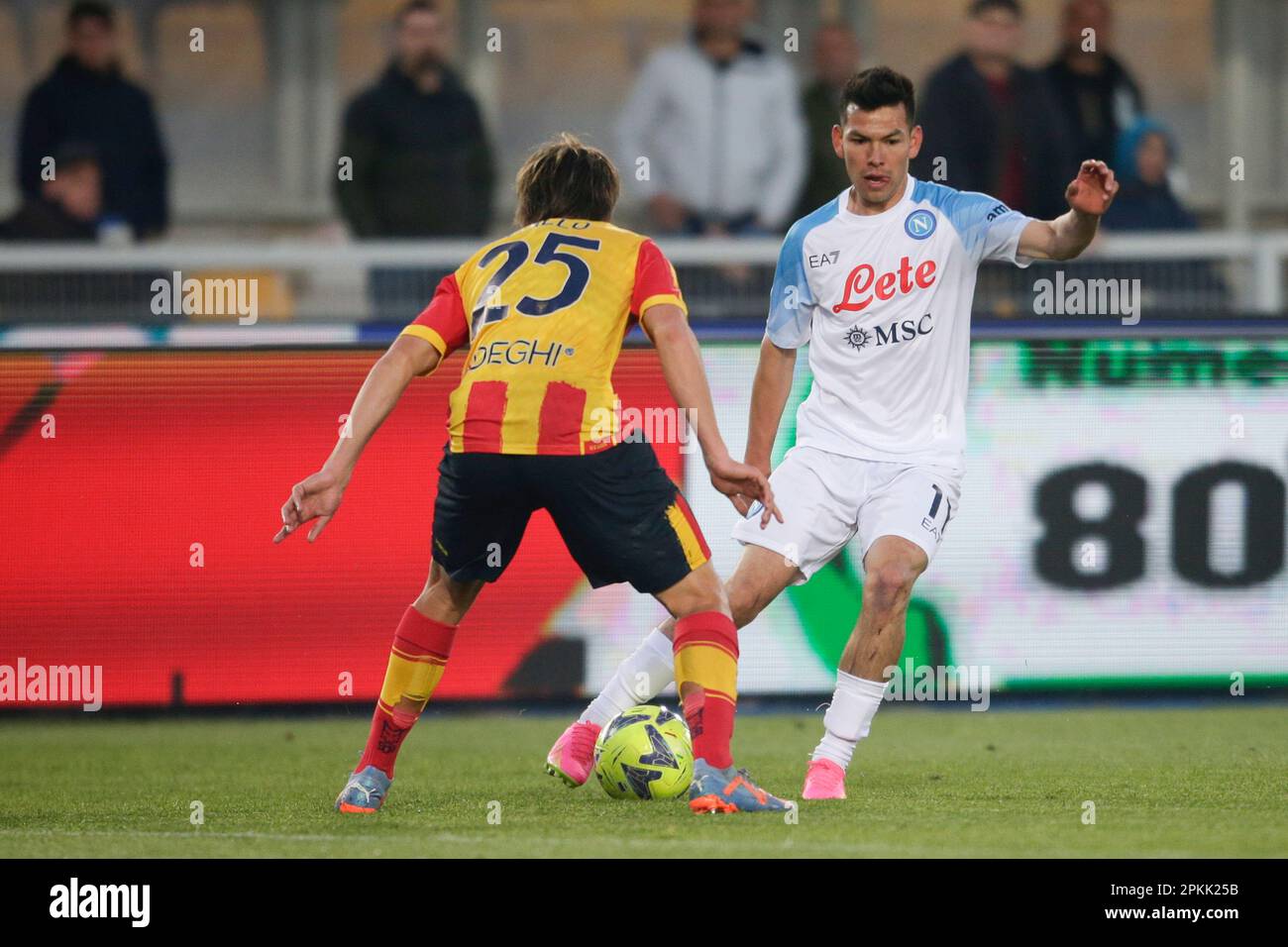 Il percussore messicano Hirving Lozano di SSC Napoli sfida la palla con ...