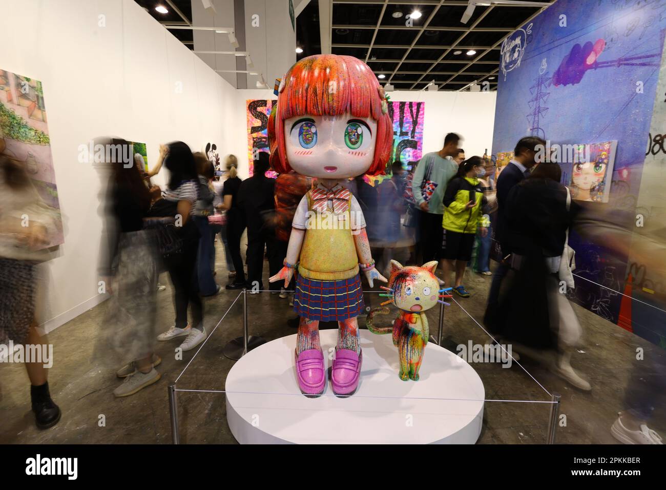 La gente guarda le opere d'arte della Kaikai Kiki Gallery di Tokyo all ...