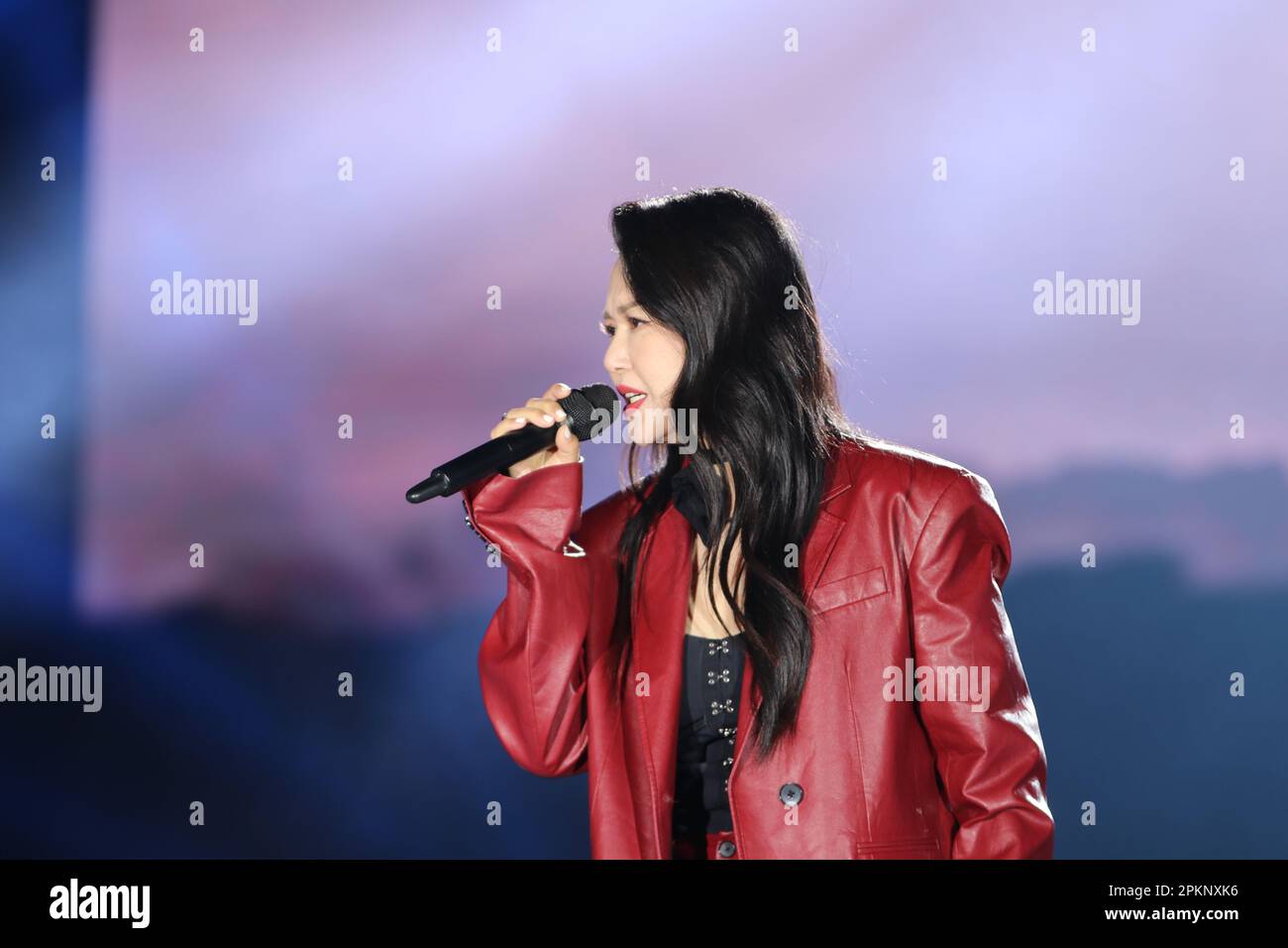 LIANYUNGANG, CINA - 8 APRILE 2023 - Singer Tan Weiwei (Sitar tan) si ...