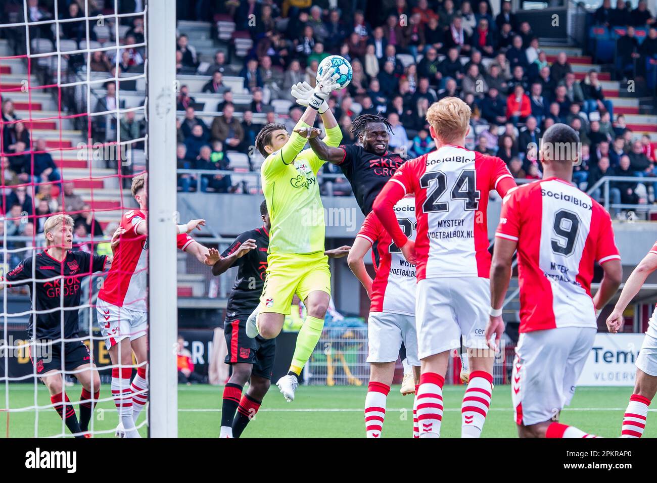 EMMEN - (lr) FC Emmen portiere Mickey van der Hart, Landry Dimata di ...
