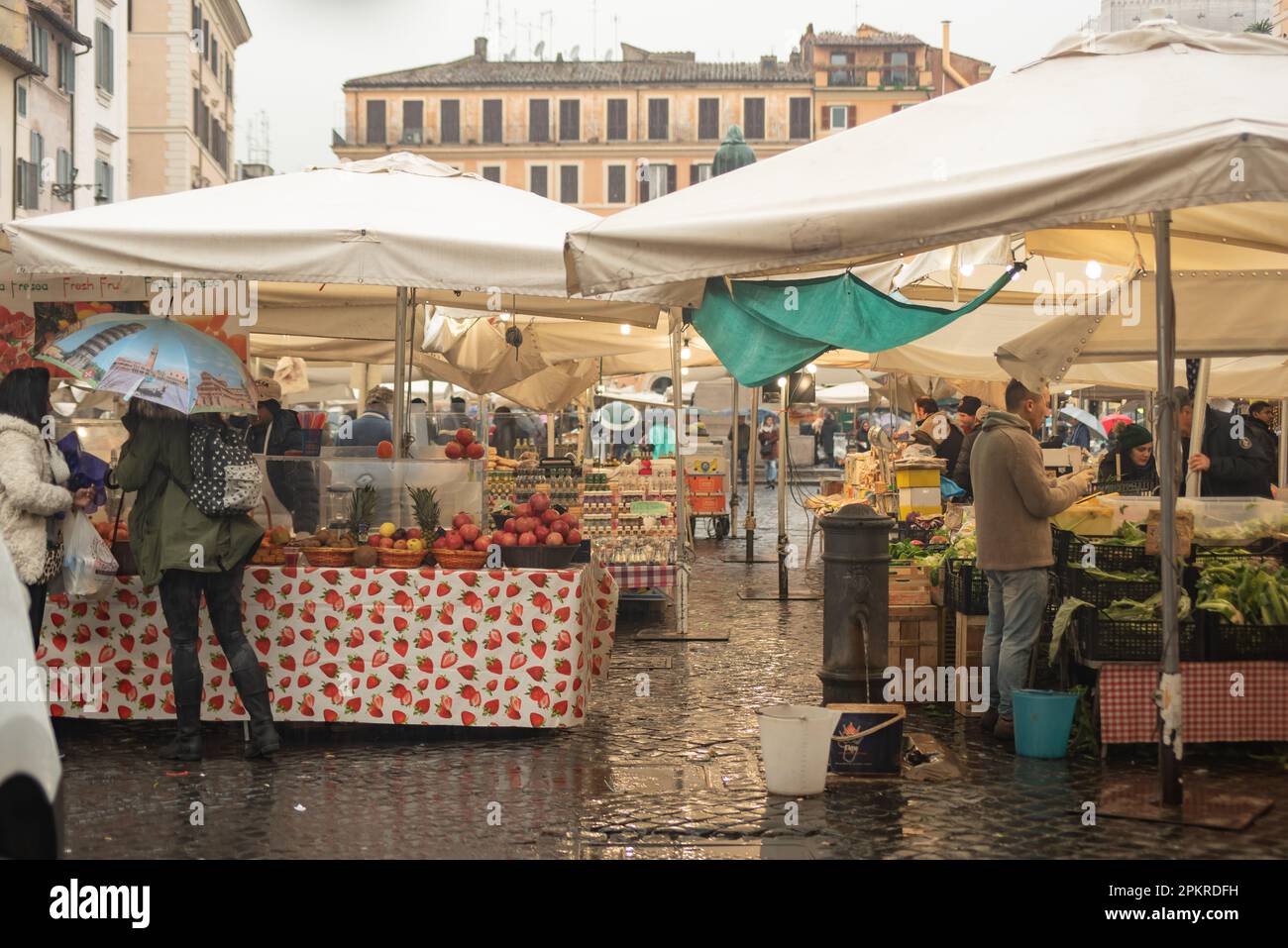 Persone a campo dei fiori roma immagini e fotografie stock ad alta ...