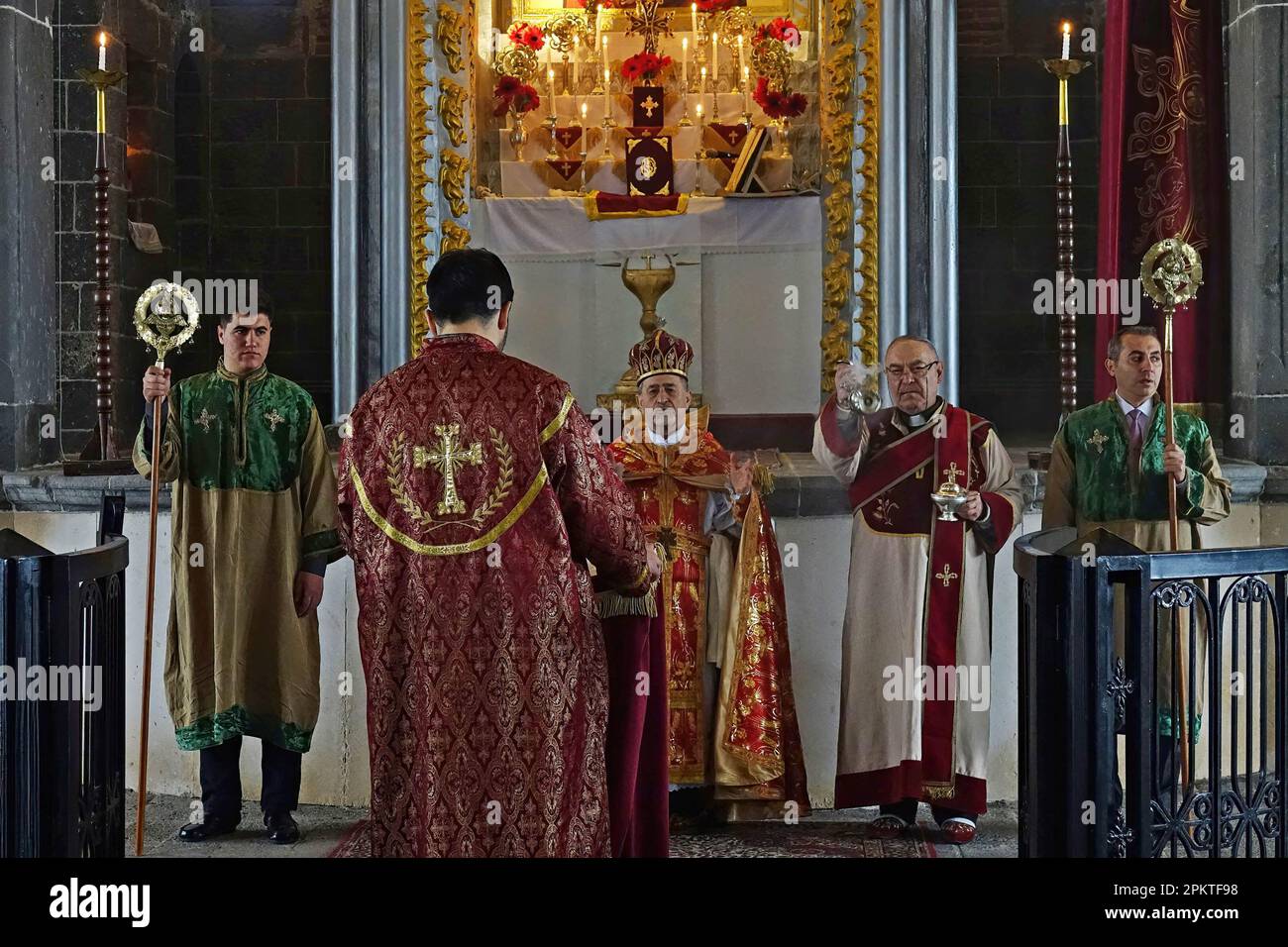 Il Sommo sacerdote Kevork Cinaryan (Centro, con la corona sulla testa ...