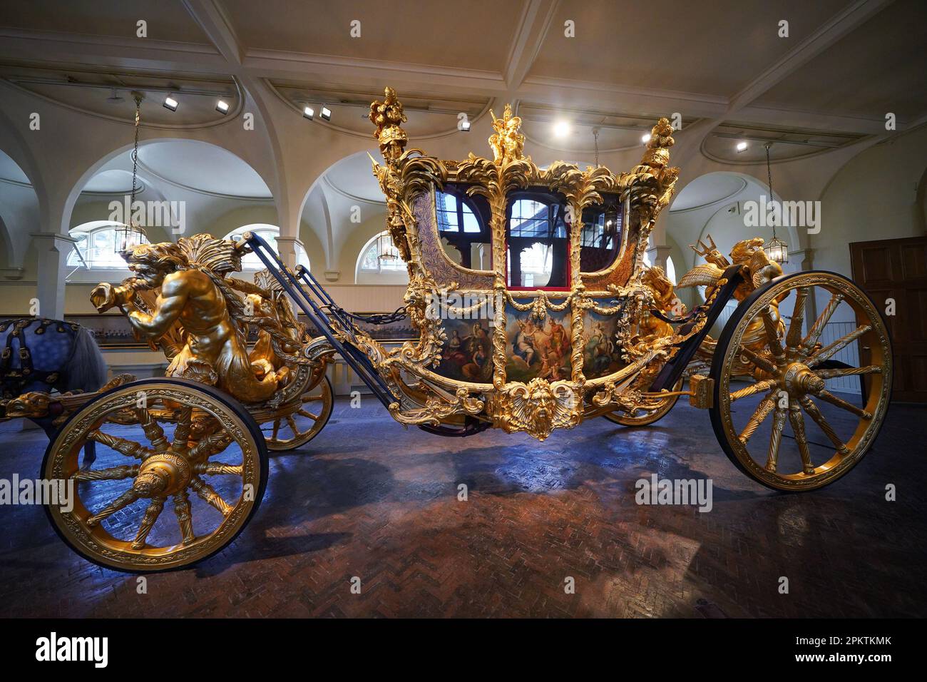 Il Gold state Coach in mostra presso i Royal Mews a Buckingham Palace ...