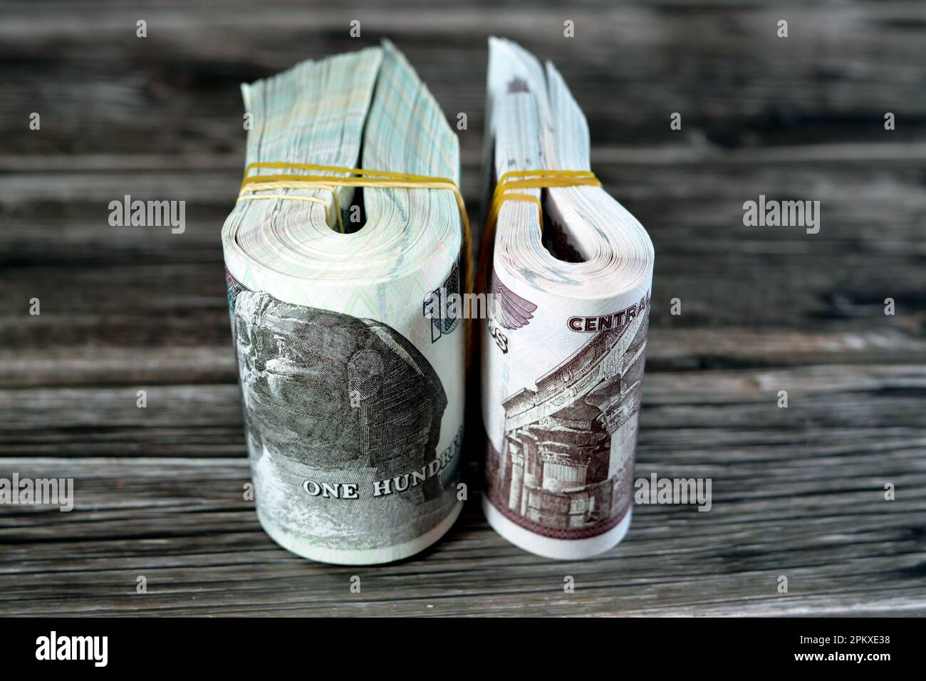 Egitto soldi ripiegati mazzi di banconote da 100 e 50 EGP LE cento ...