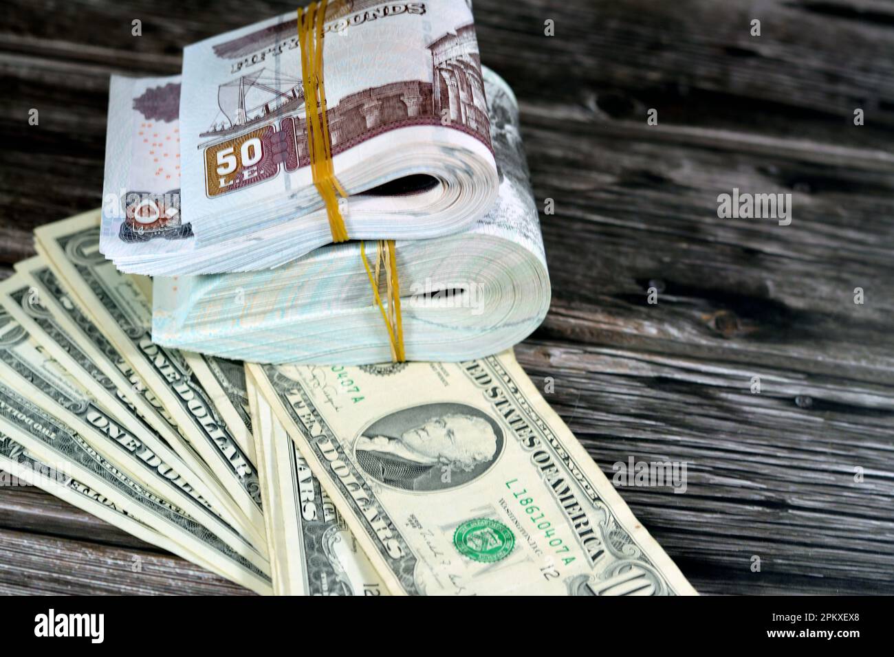 Pila piegata Egitto banconote da 100 e 50 EGP LE cento egiziano e ...