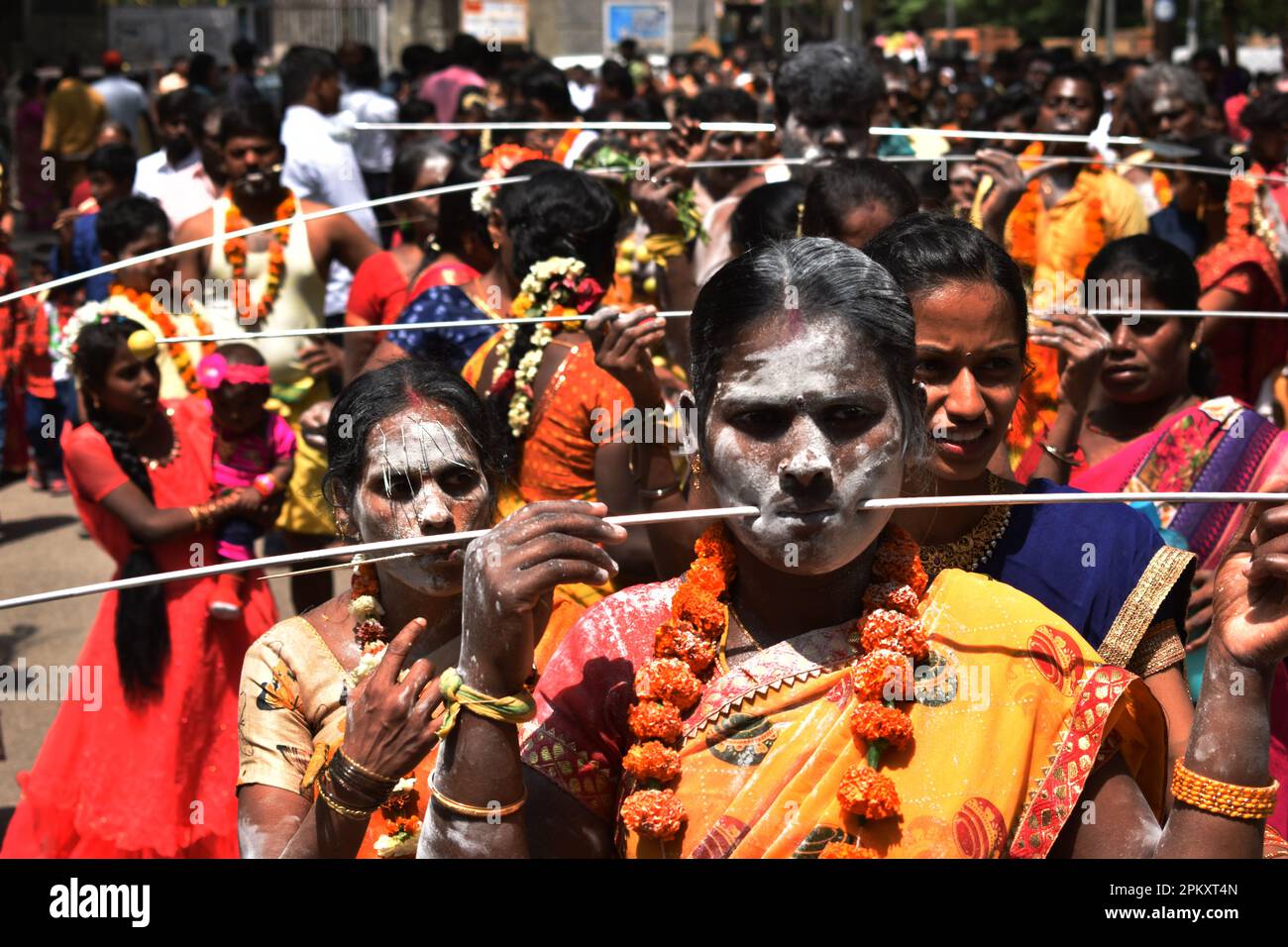 Nuova Delhi, India. 05th Apr, 2023. I devoti partecipano ad una processione religiosa indù per ...