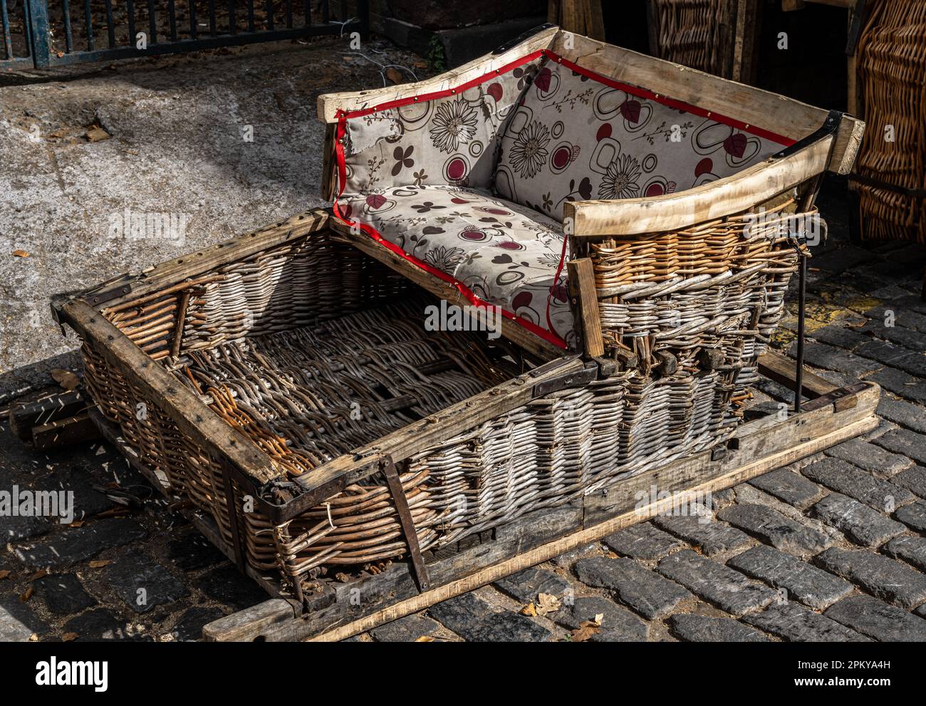 Slittino di vimini immagini e fotografie stock ad alta risoluzione - Alamy