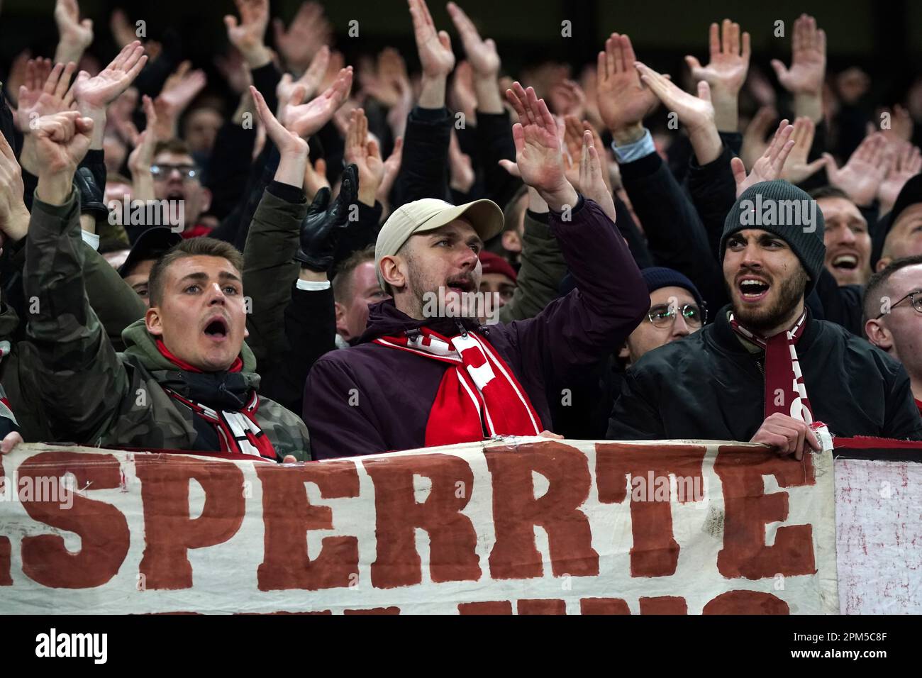 I tifosi del Bayern Munich si trovano in stand away durante la prima ...