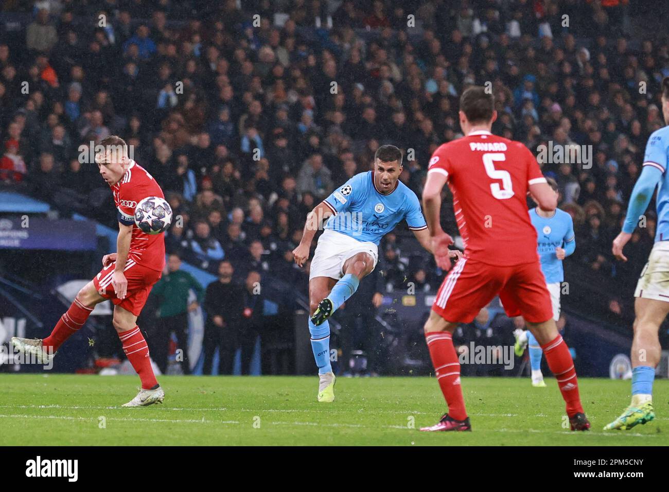 Rodri #16 di Manchester City segna un gol per renderlo 1-0 durante la ...