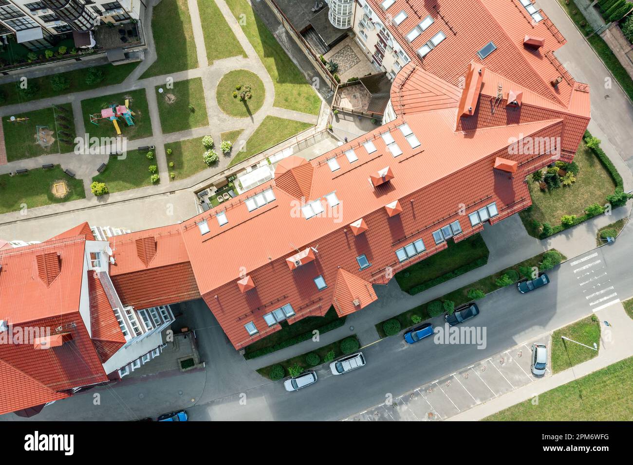 moderne case residenziali con tetti di tegole rosse nel quartiere dei ...