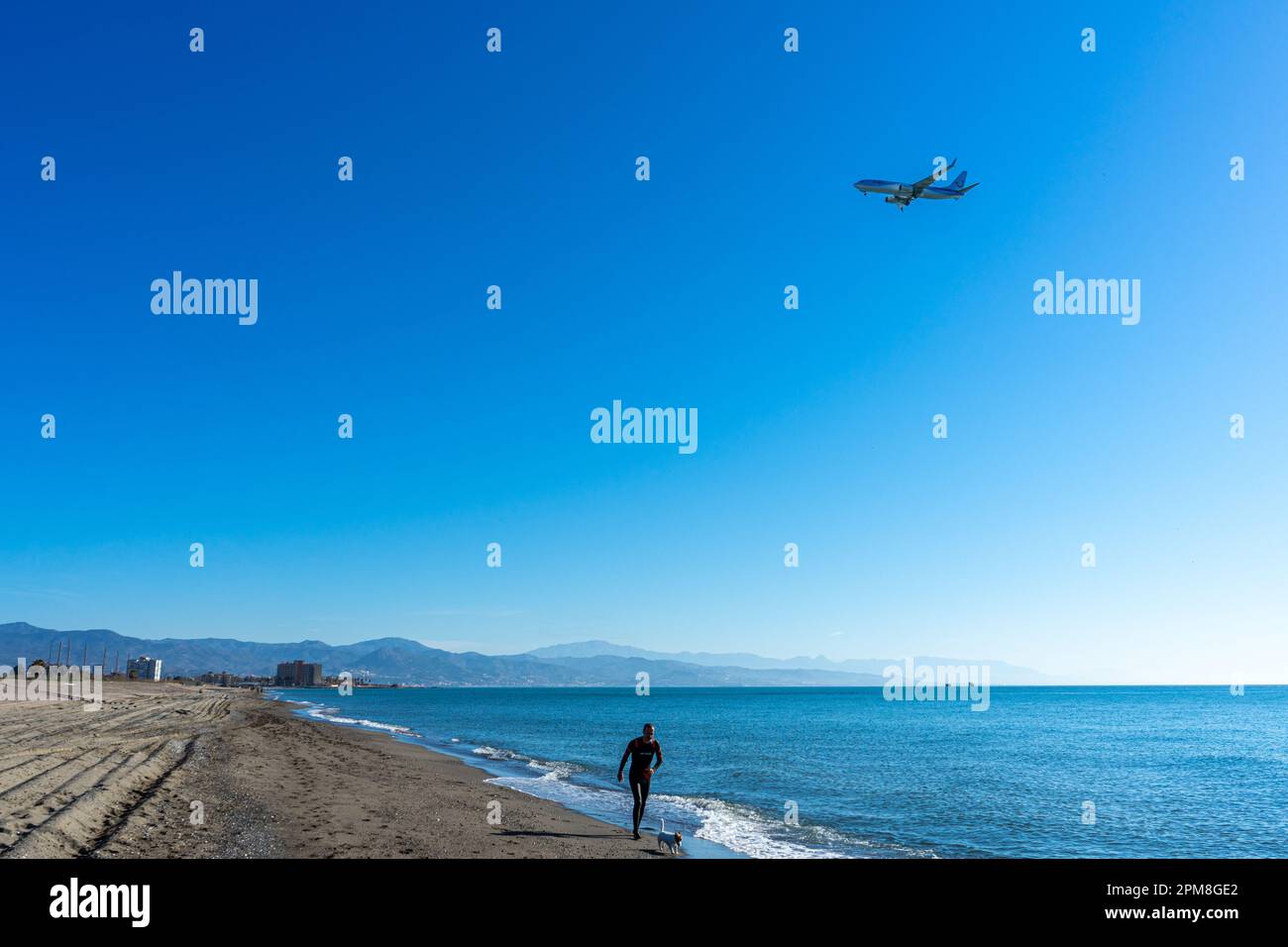 MALAGA, SPAGNA - 25 MARZO 2023: Atterraggio dell'aereo all'alba sul Mar ...
