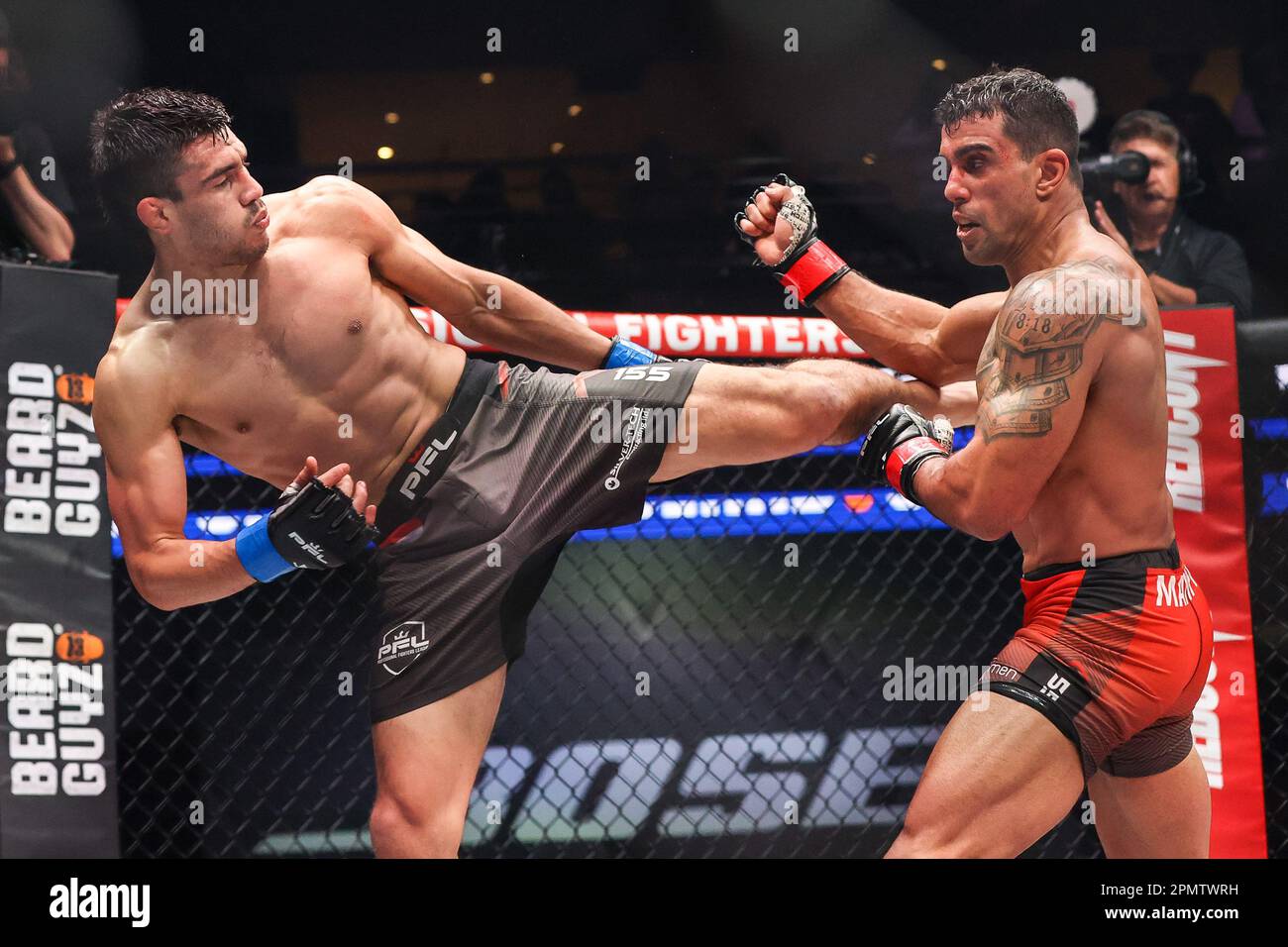 14 aprile 2023: (L-R) il peso leggero Alexander Martinez calcia Raush ...