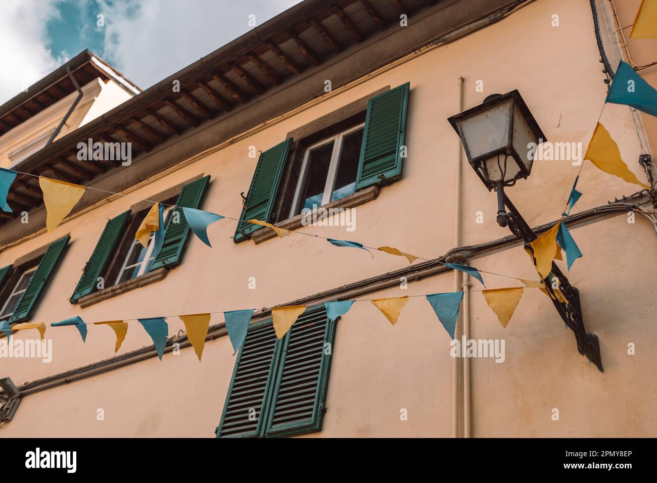 Facciata di antichi edifici e antiche finestre con arco in stile gotico ...