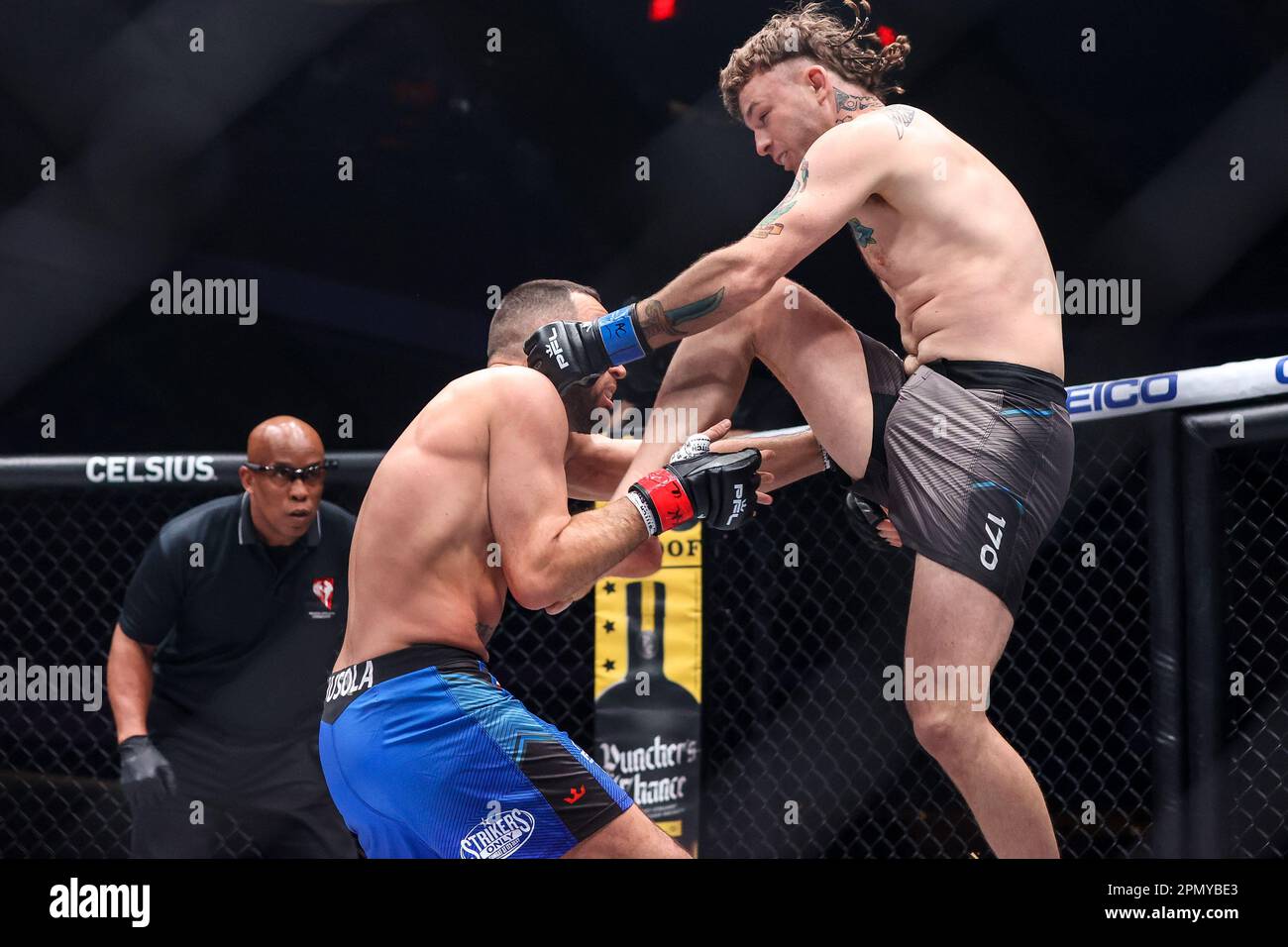 14 aprile 2023: (R-L) Welterweight Brandon Jenkins lancia un salto ...