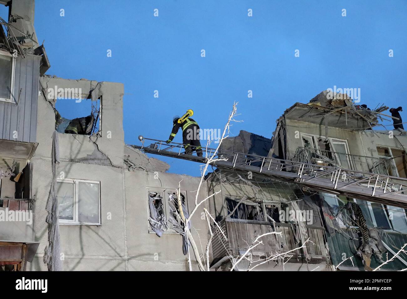 SLOVIANSK, UCRAINA - 14 APRILE 2023 - Un soccorritore sale su una scala ...