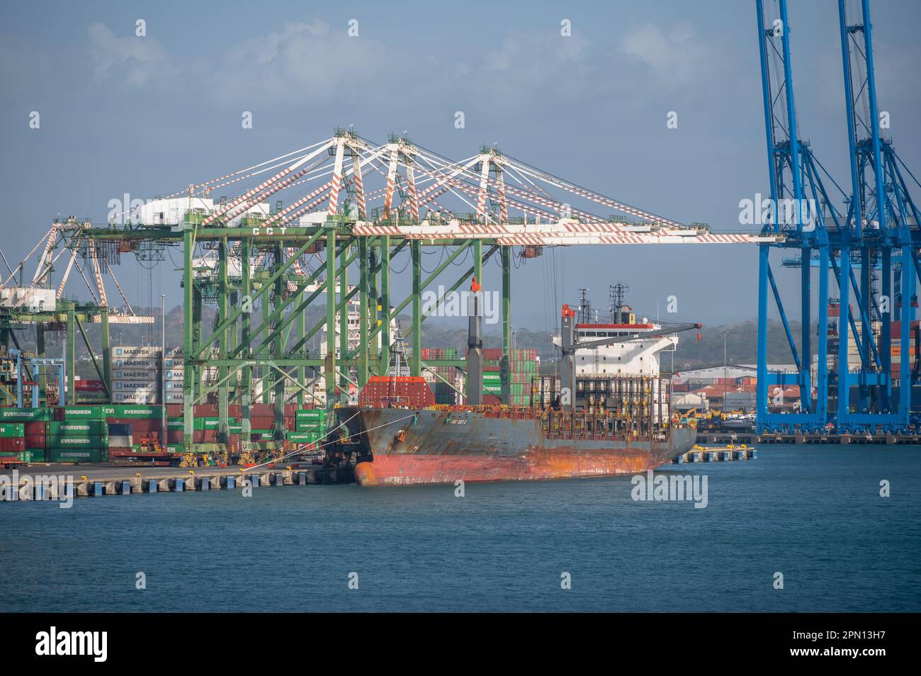 Colon, Panama - 2 aprile 2023: Vista di un porto container a Colon a ...