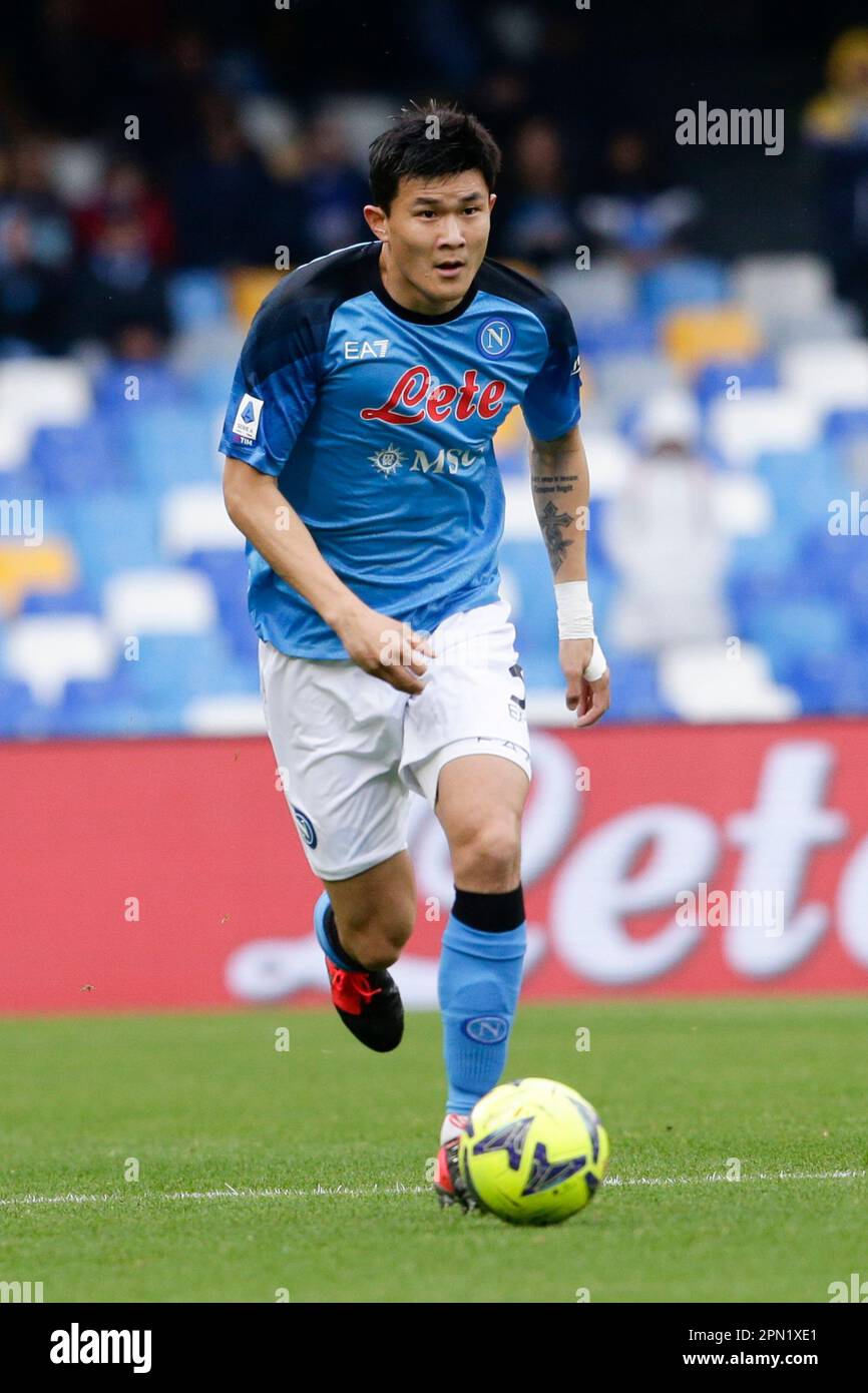 Il difensore coreano Kim min Jae della SSC Napoli controlla la palla ...