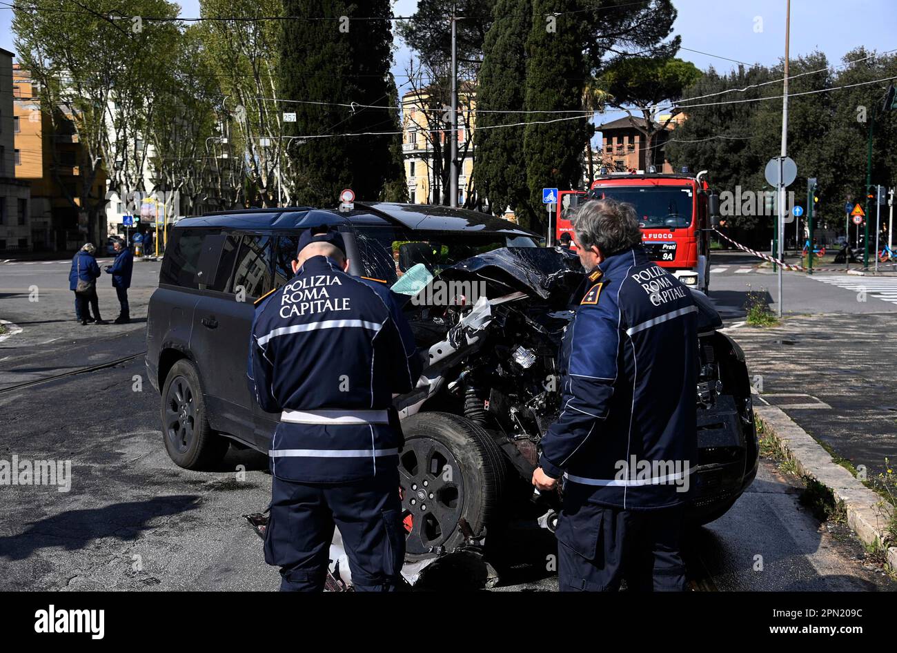 16 aprile 2023, Roma, Italia: Polizia e Vigili del fuoco effettuano ...