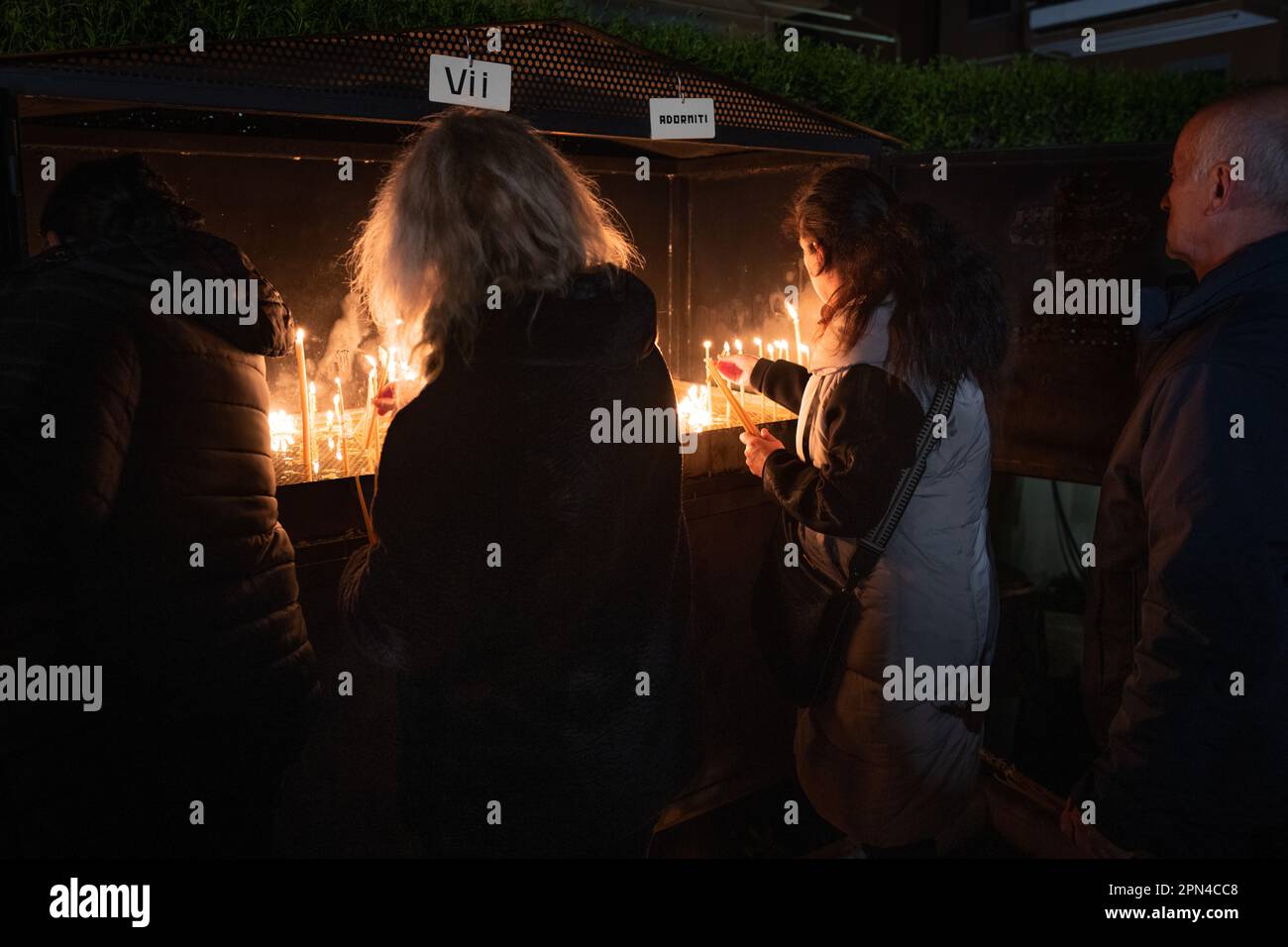 Rito del fuoco santo in una chiesa ortodossa rumena immagini e ...