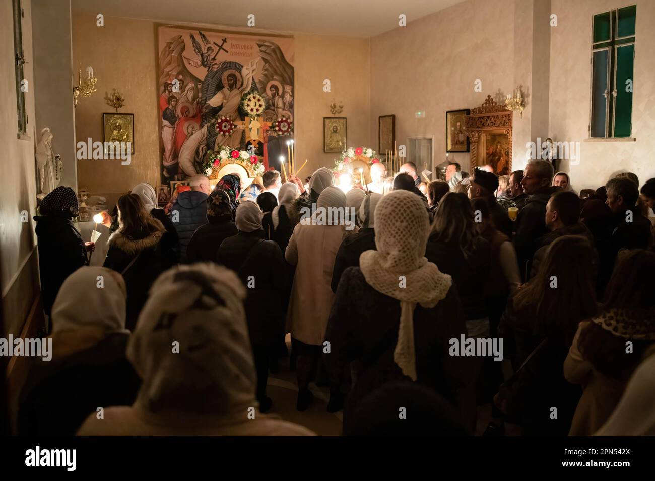 Il Sacro fuoco si diffonde tra i fedeli. I fedeli della Parrocchia dell ...