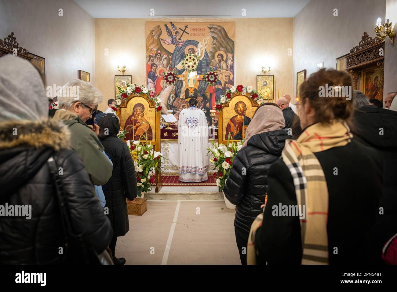Daniele officiando la cerimonia religiosa con i fedeli che assistono ...
