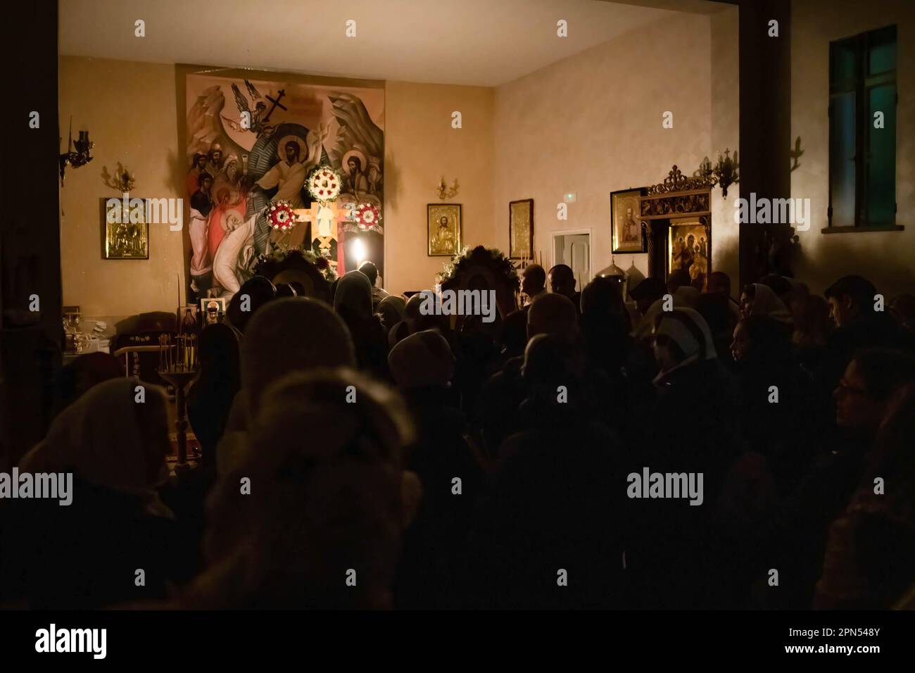 L'arrivo del Sacro fuoco. I fedeli della Parrocchia dell'Annunciazione ...