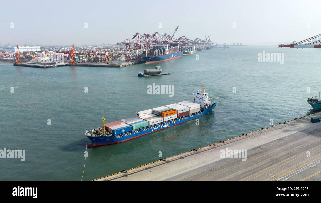QINGDAO, CINA - 17 APRILE 2023 - le navi portacontainer entrano ed ...