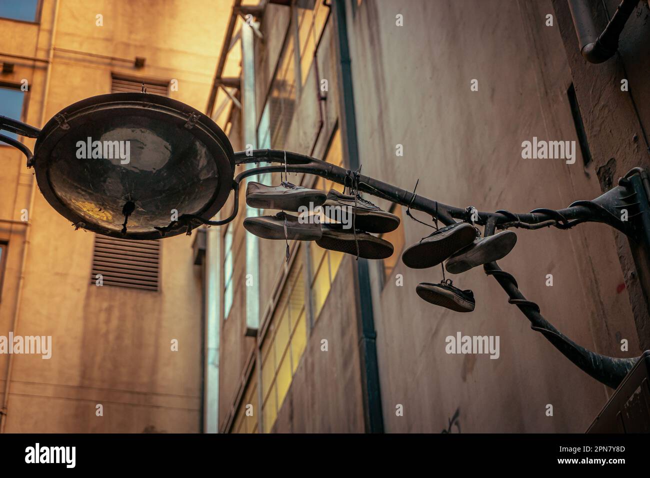 Suspended shoes immagini e fotografie stock ad alta risoluzione - Alamy