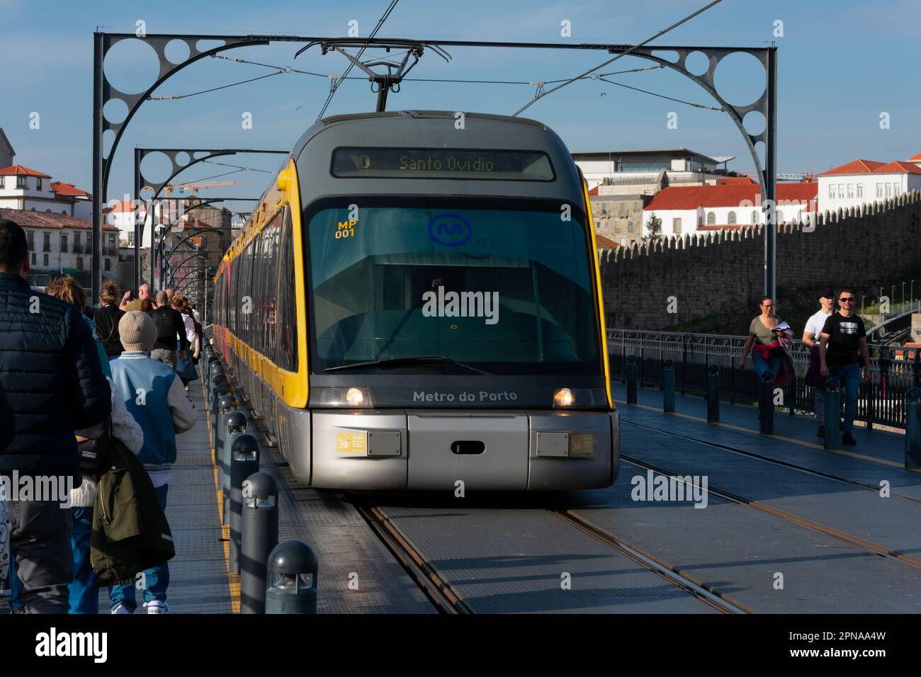 Oporto, Portogallo. Febbraio 13, 2023. Dom Luis i Bridge Metro Tracks e ...