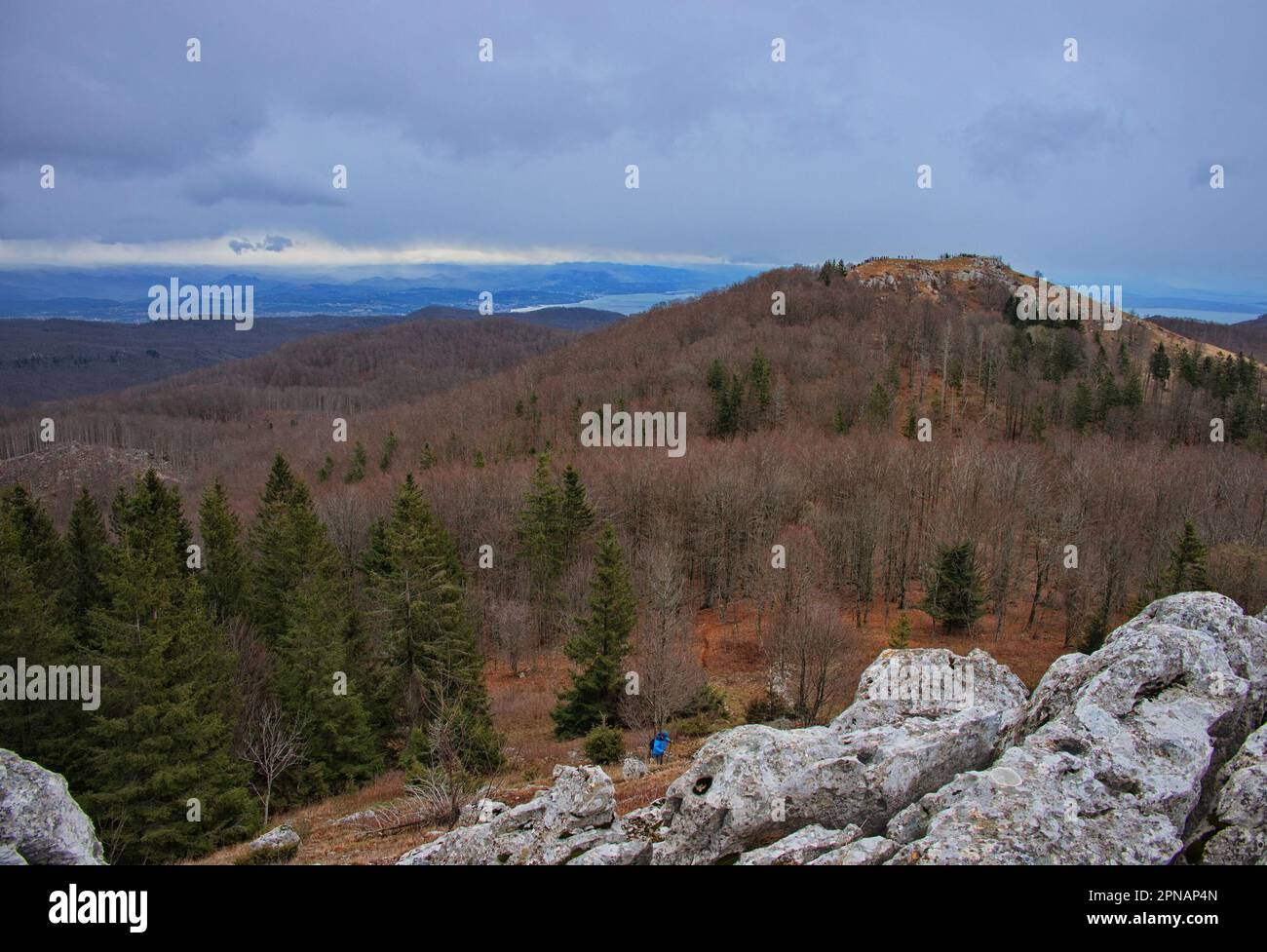 Karst landscape immagini e fotografie stock ad alta risoluzione - Alamy