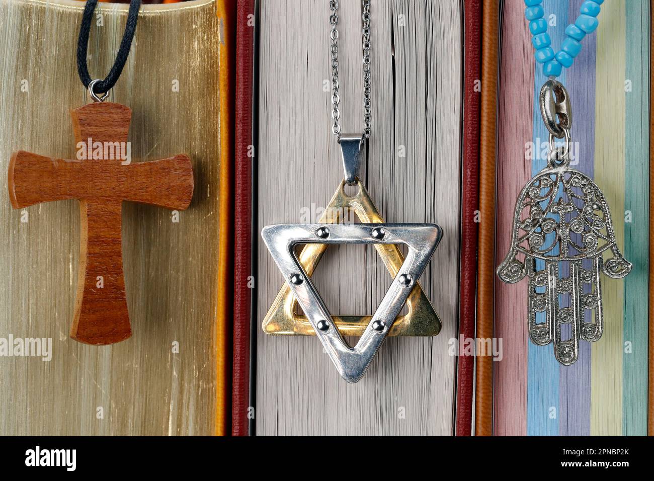 Simboli religiosi. Corano, Bibbia e Torah. Croce cristiana, stella di ...