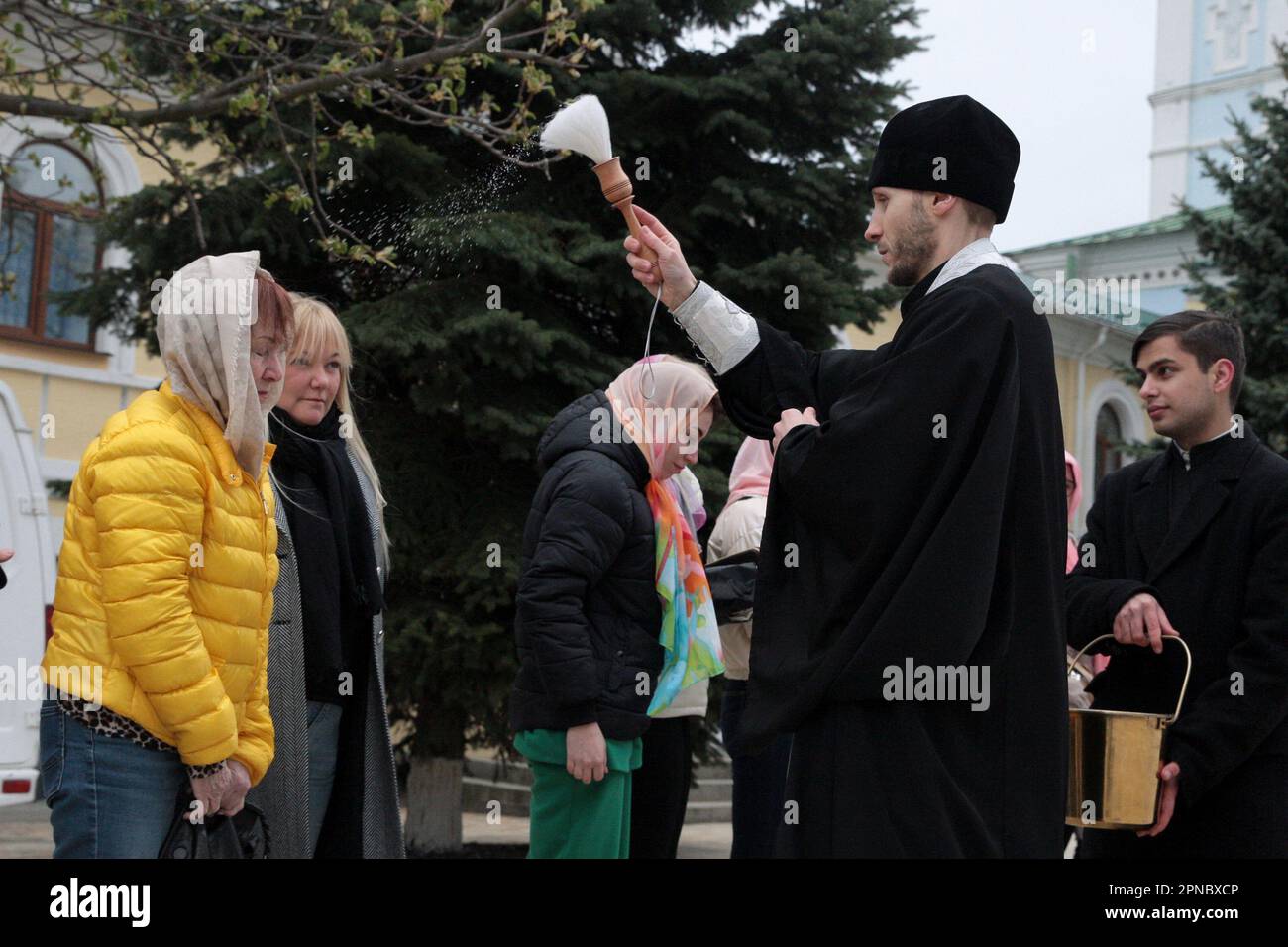 Non esclusiva: KYIV, UCRAINA - 15 APRILE 2023 - Un sacerdote benedice i ...